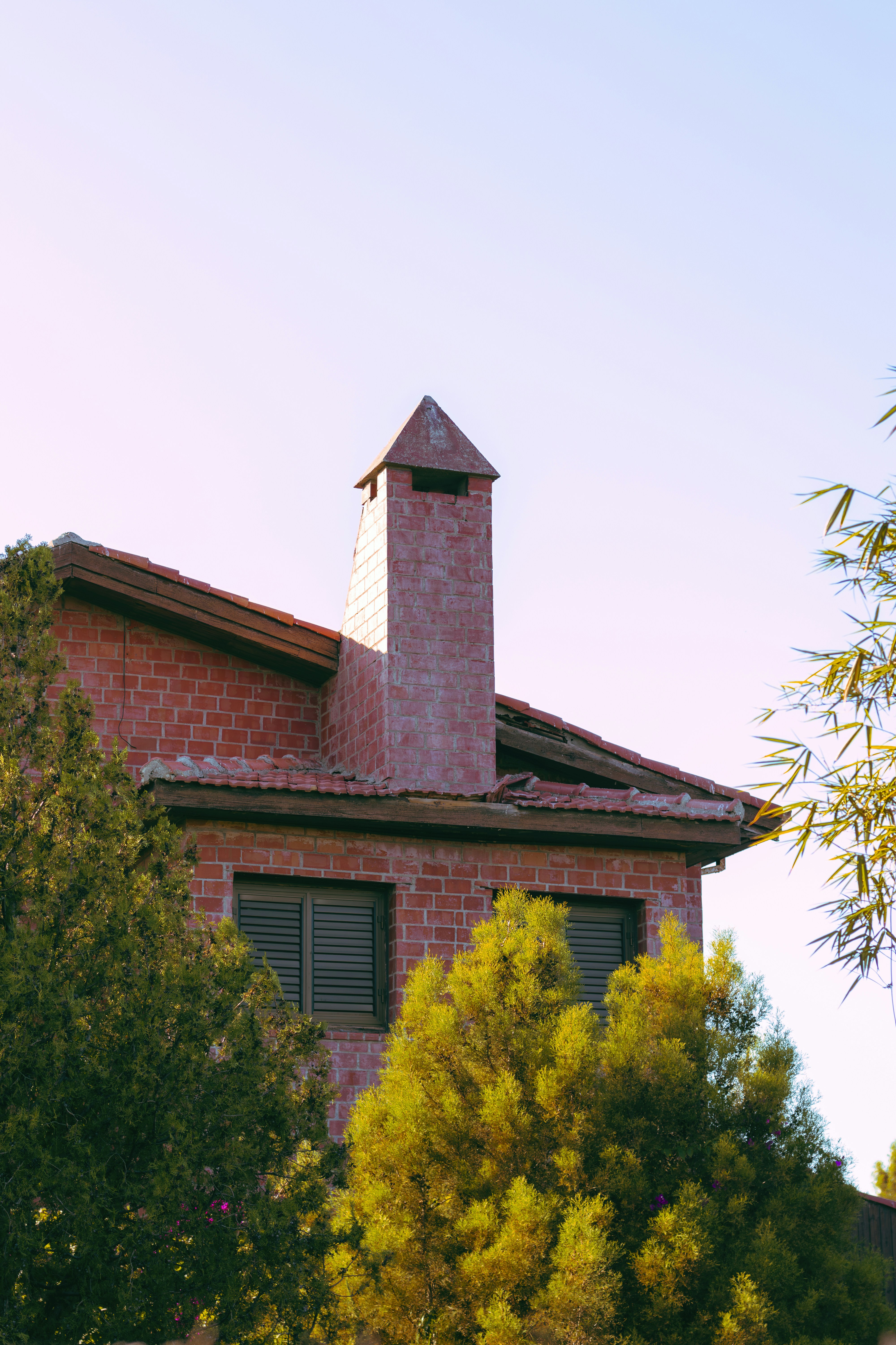 Un bâtiment en briques rouges avec une tour d’horloge photo – Image ...