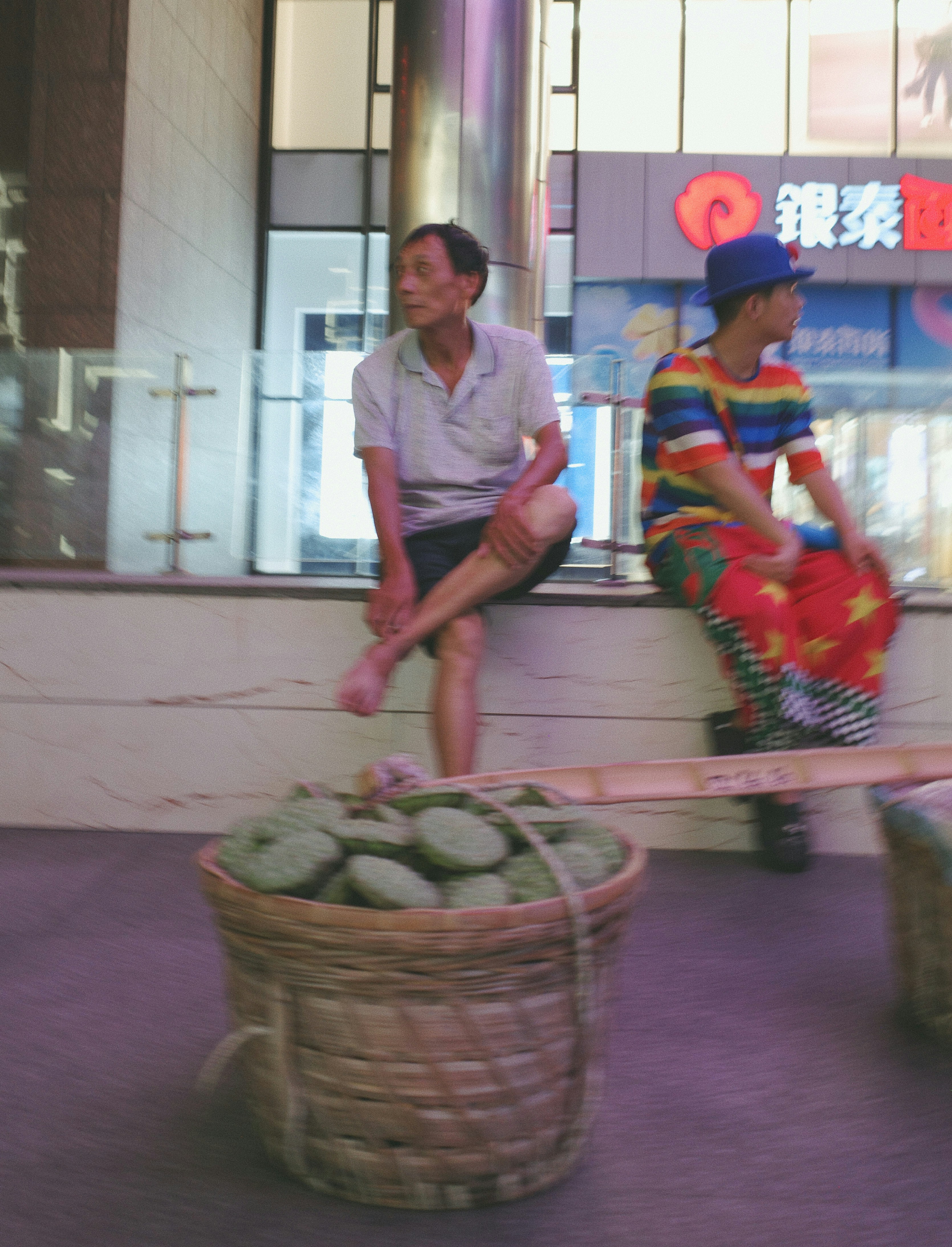 Two people sitting on a bench with baskets of food photo – Free 看不透的城市 ...