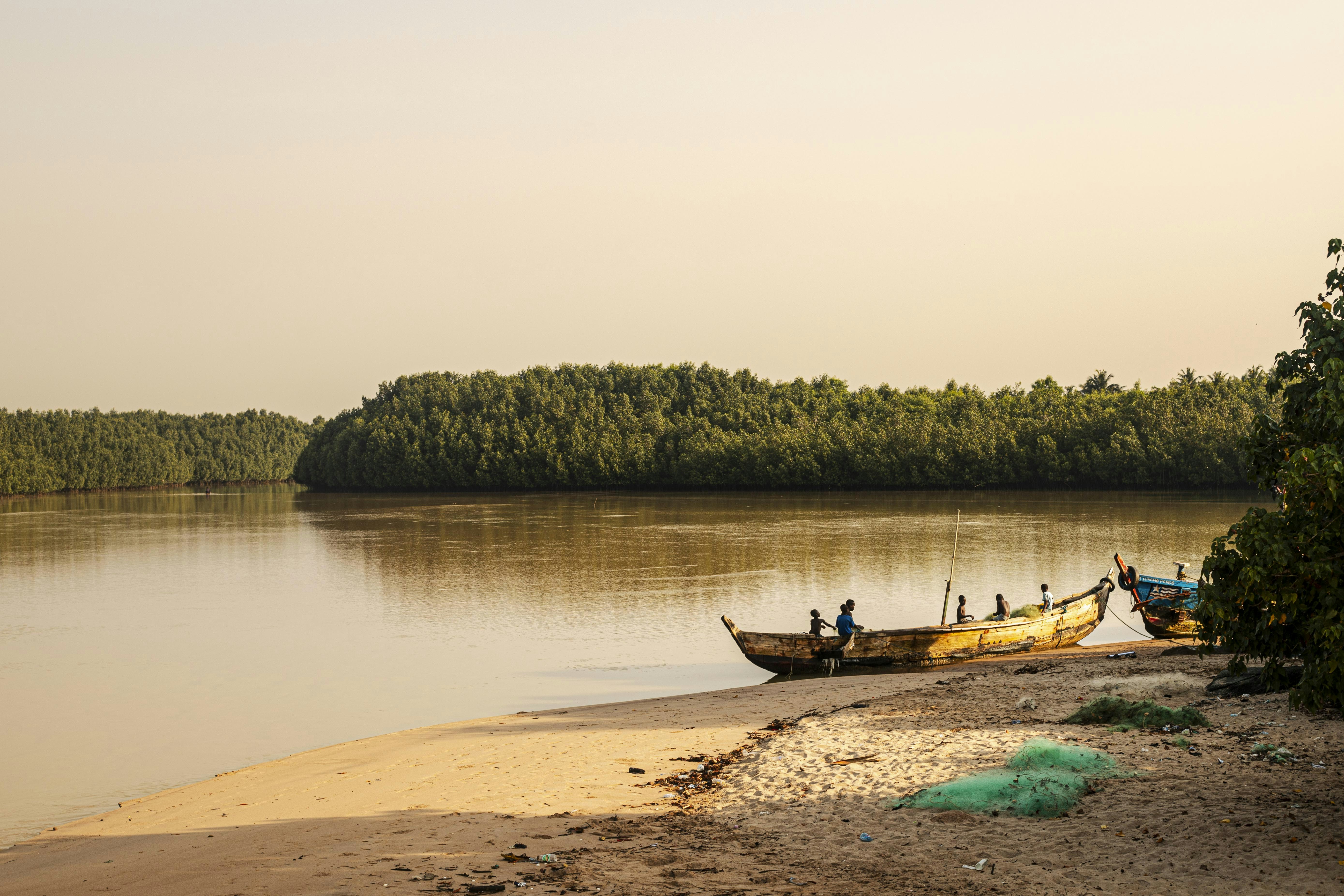 Un par de botes que están sentados en la arena foto – Imagen de Butre ...