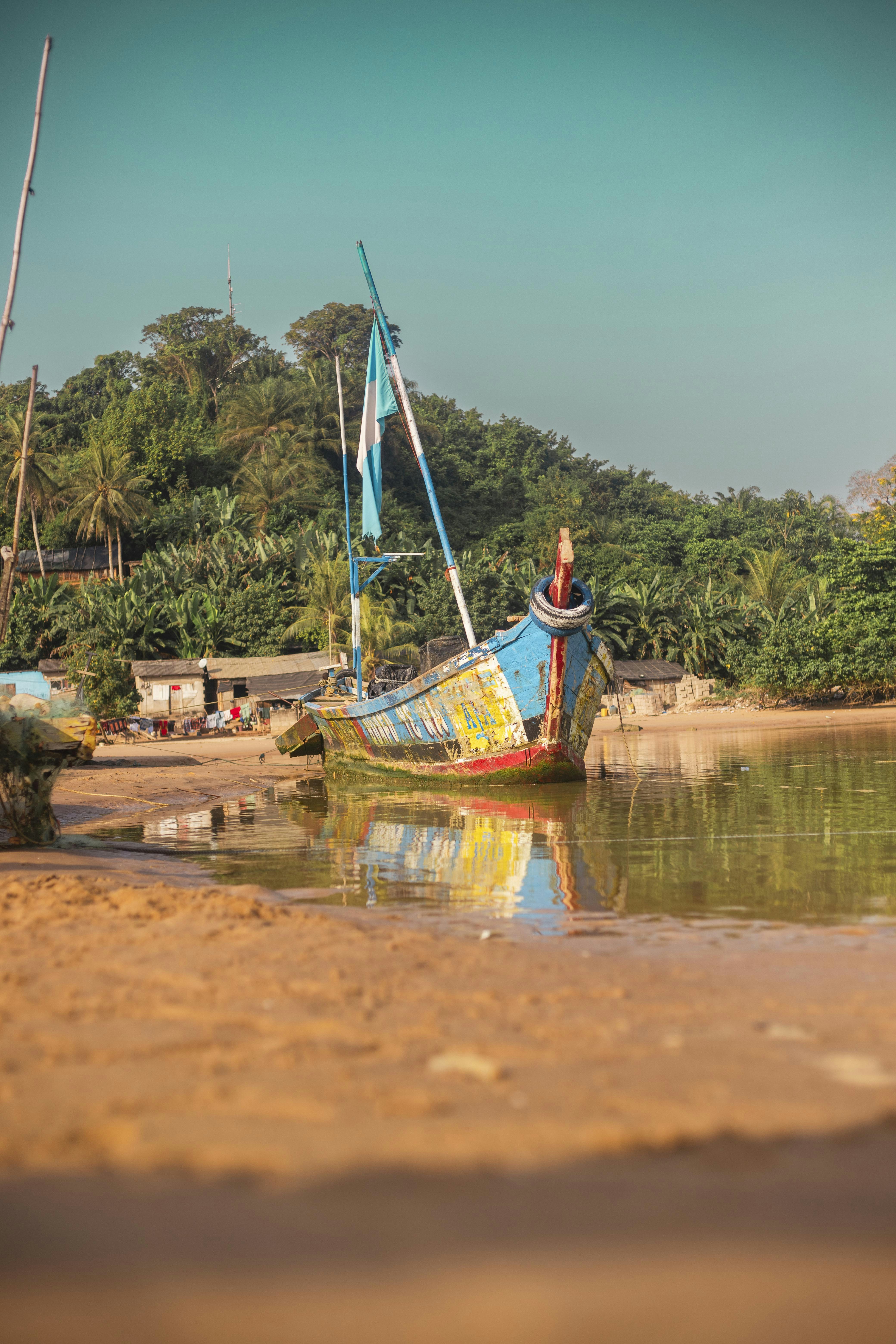 A boat sitting on top of a sandy beach photo – Free Butre Image on Unsplash