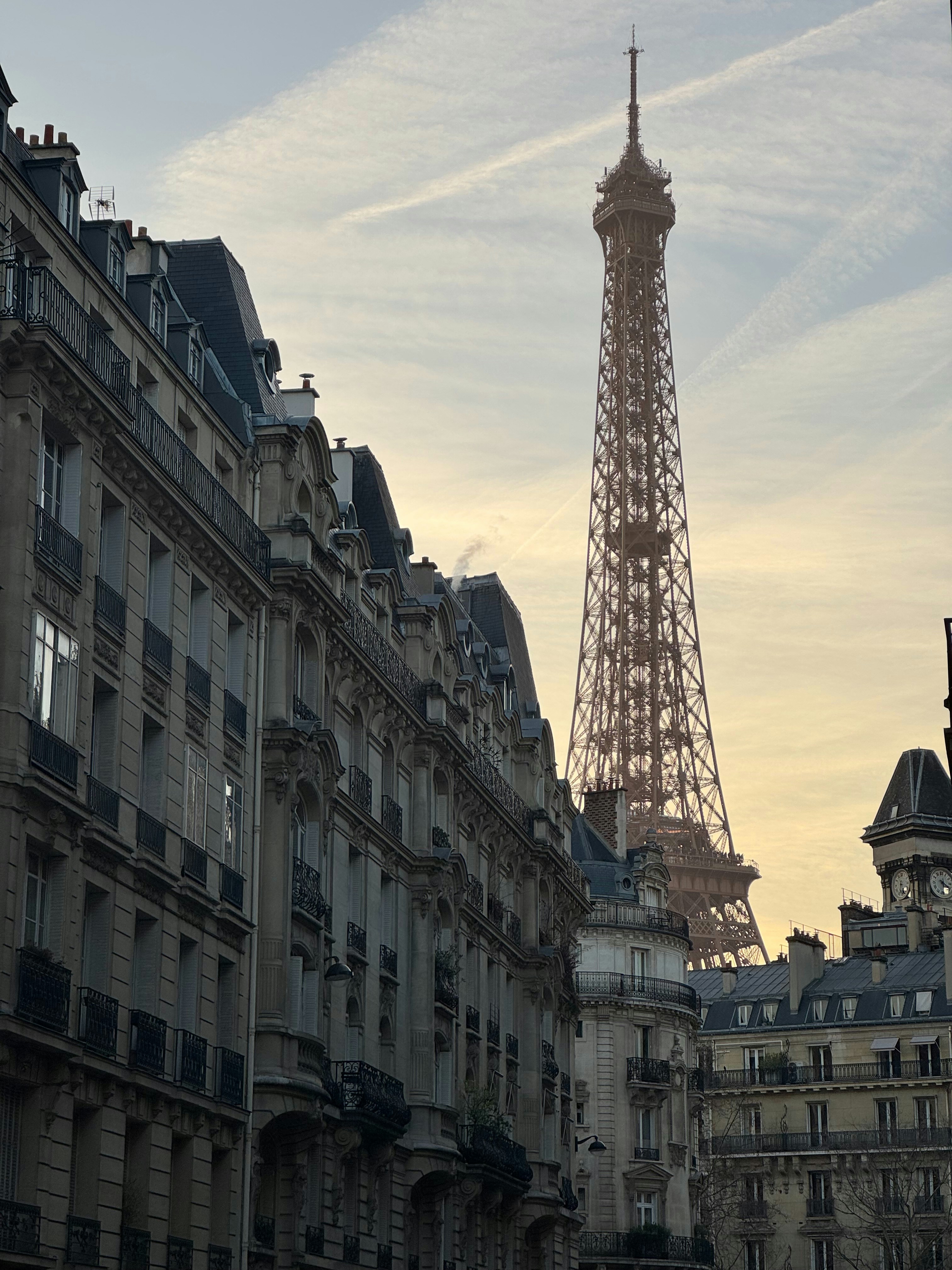 The eiffel tower towering over the city of paris photo – Free 파리 Image ...
