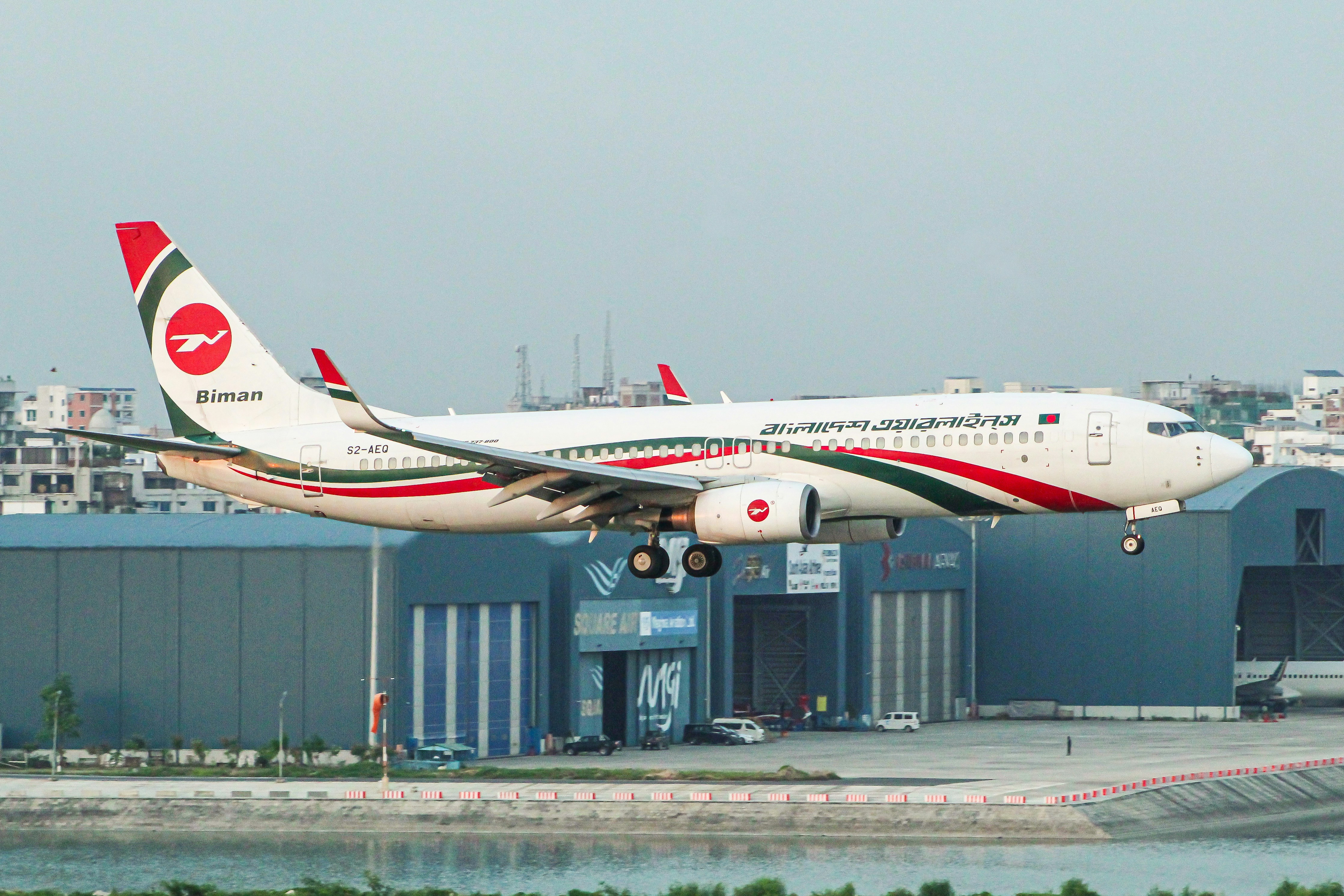 A large jetliner sitting on top of an airport tarmac photo – Free ...