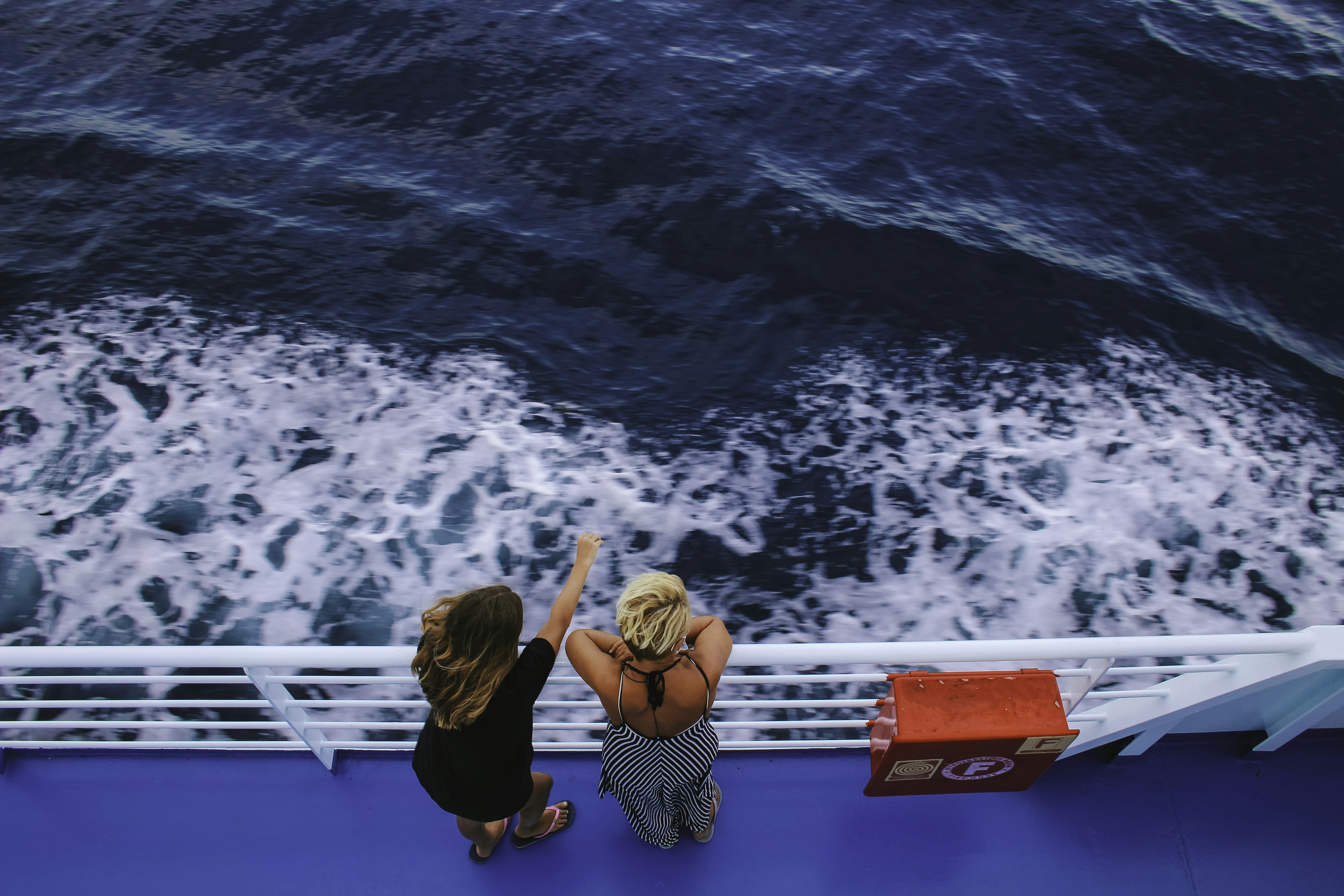 Un couple de femmes debout sur le toit d’un bateau photo – Image ...