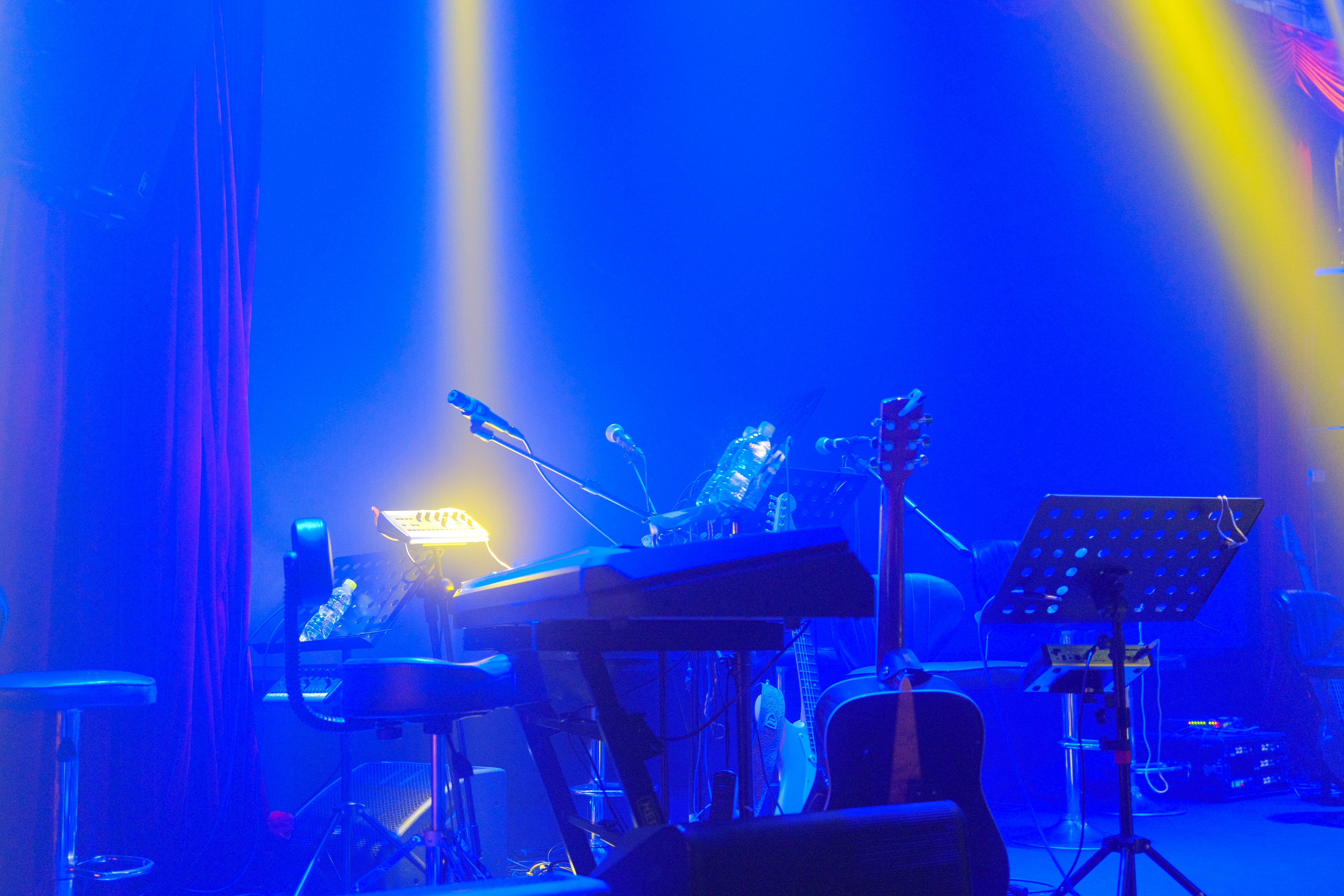 A band playing on stage with bright lights photo – Free Concert Image ...