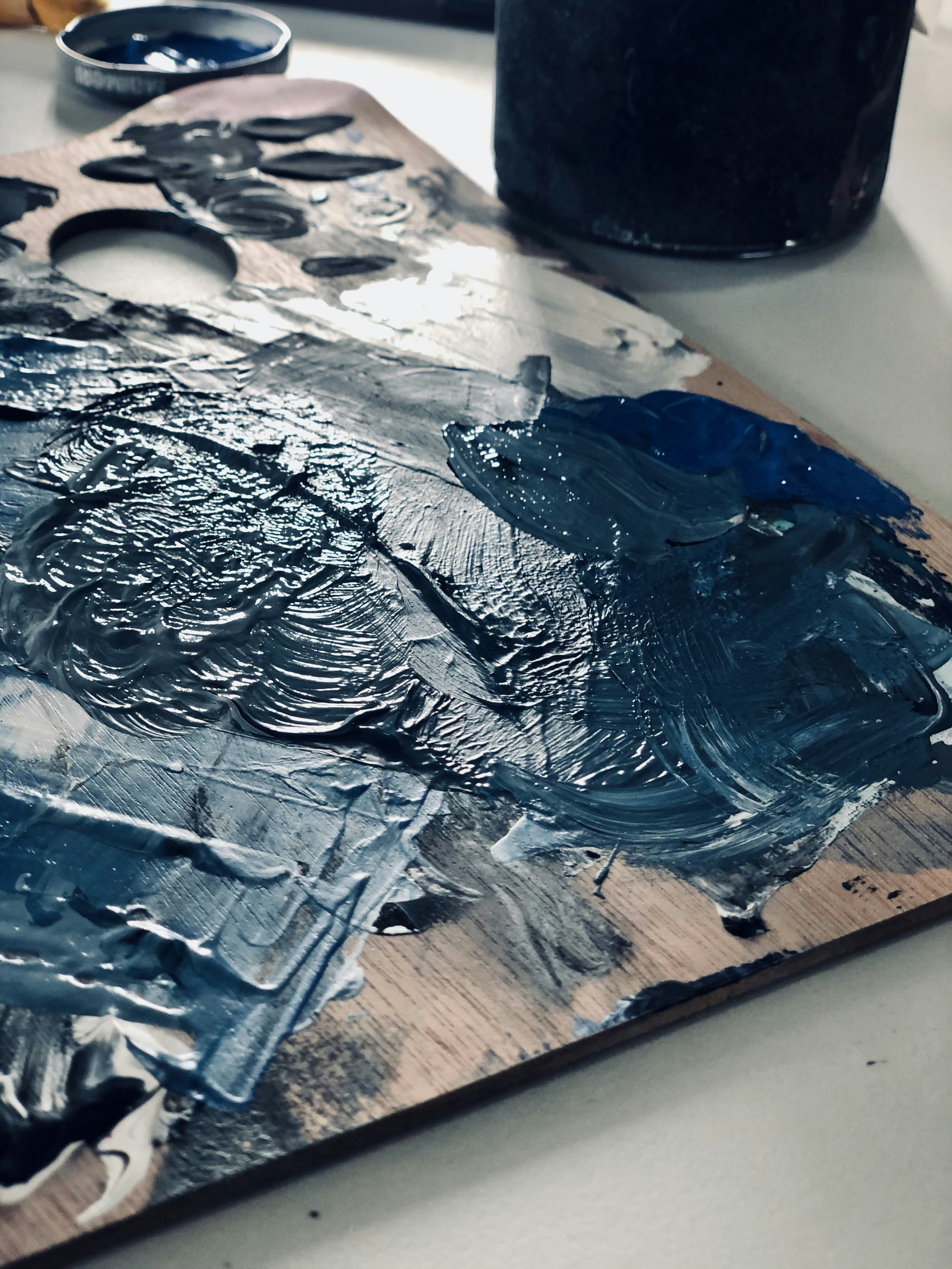 Palette in Motion: Rich Blues Cooled by Light on a Wooden Board