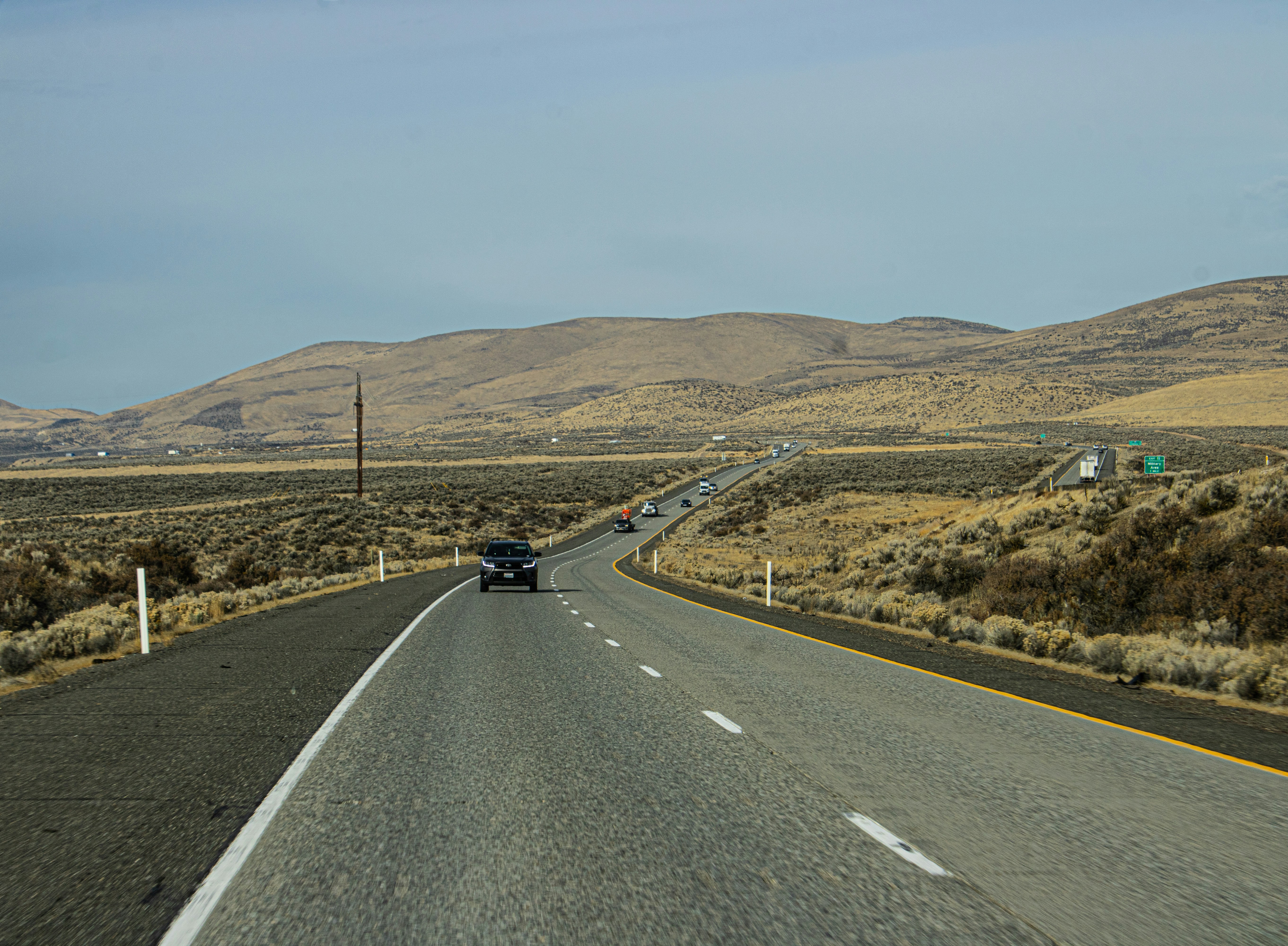A car driving down a road in the middle of nowhere photo – Free ...