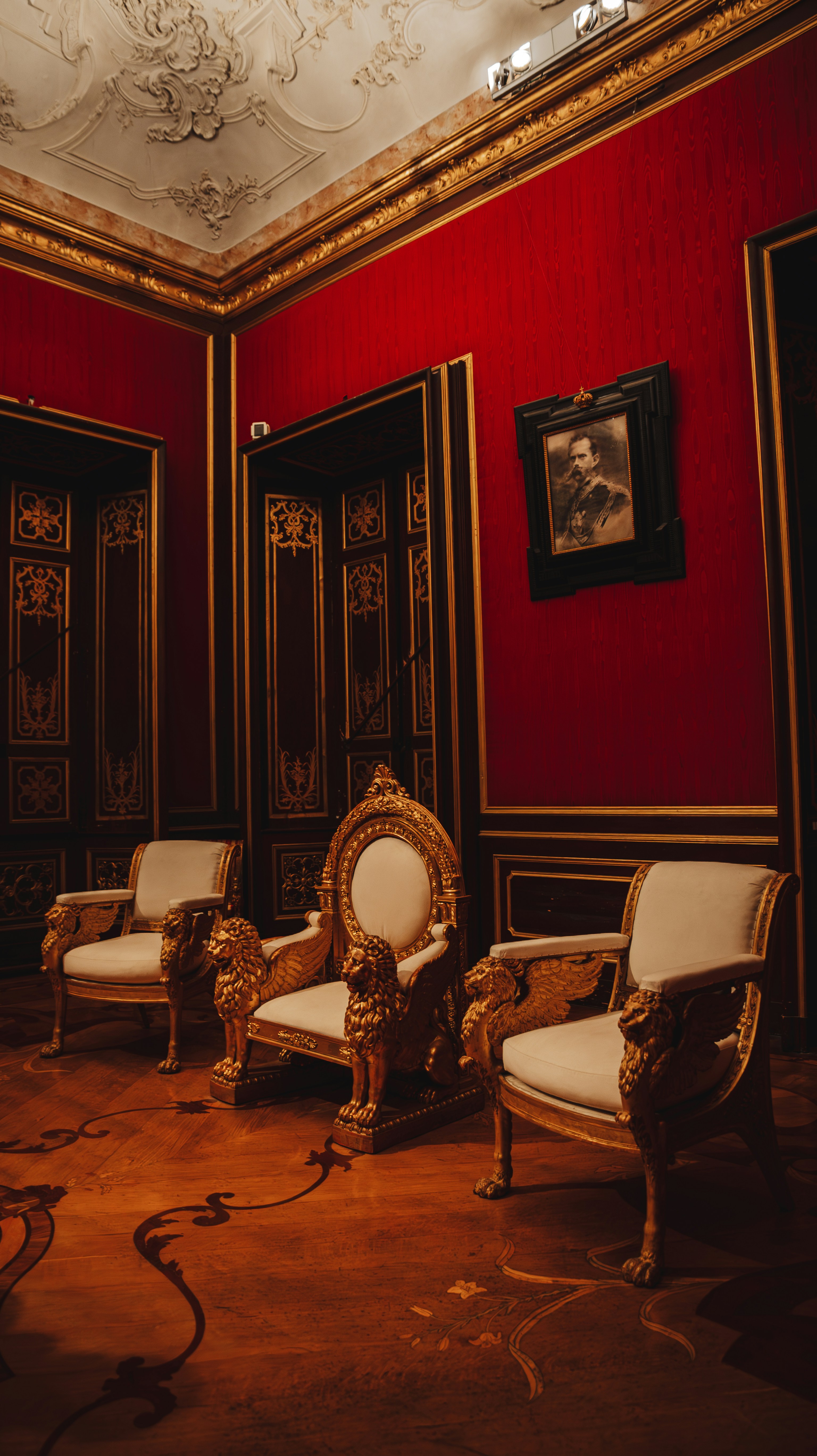 A room with a lot of chairs in it photo – Free Human Image on Unsplash