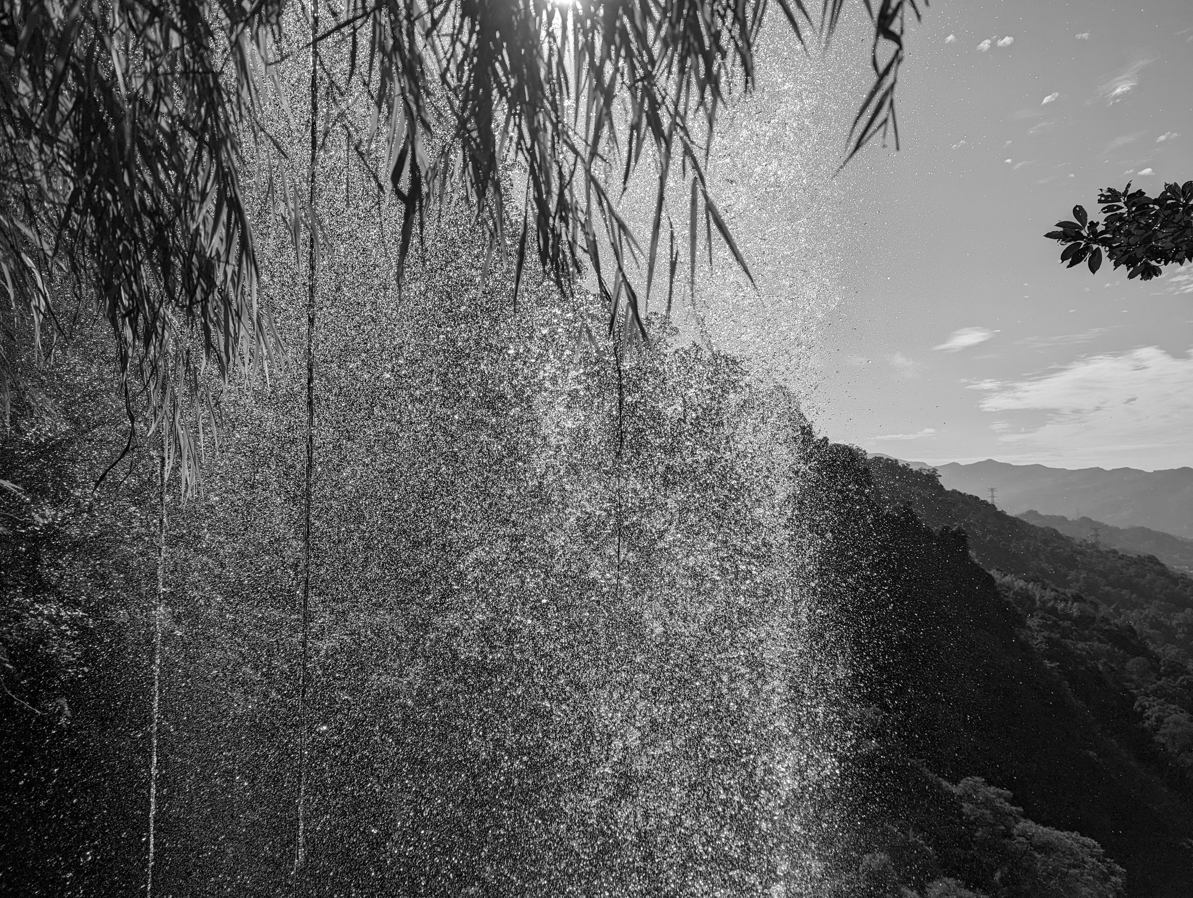 Une photo en noir et blanc d’un filet d’eau photo – Image gratuite de ...