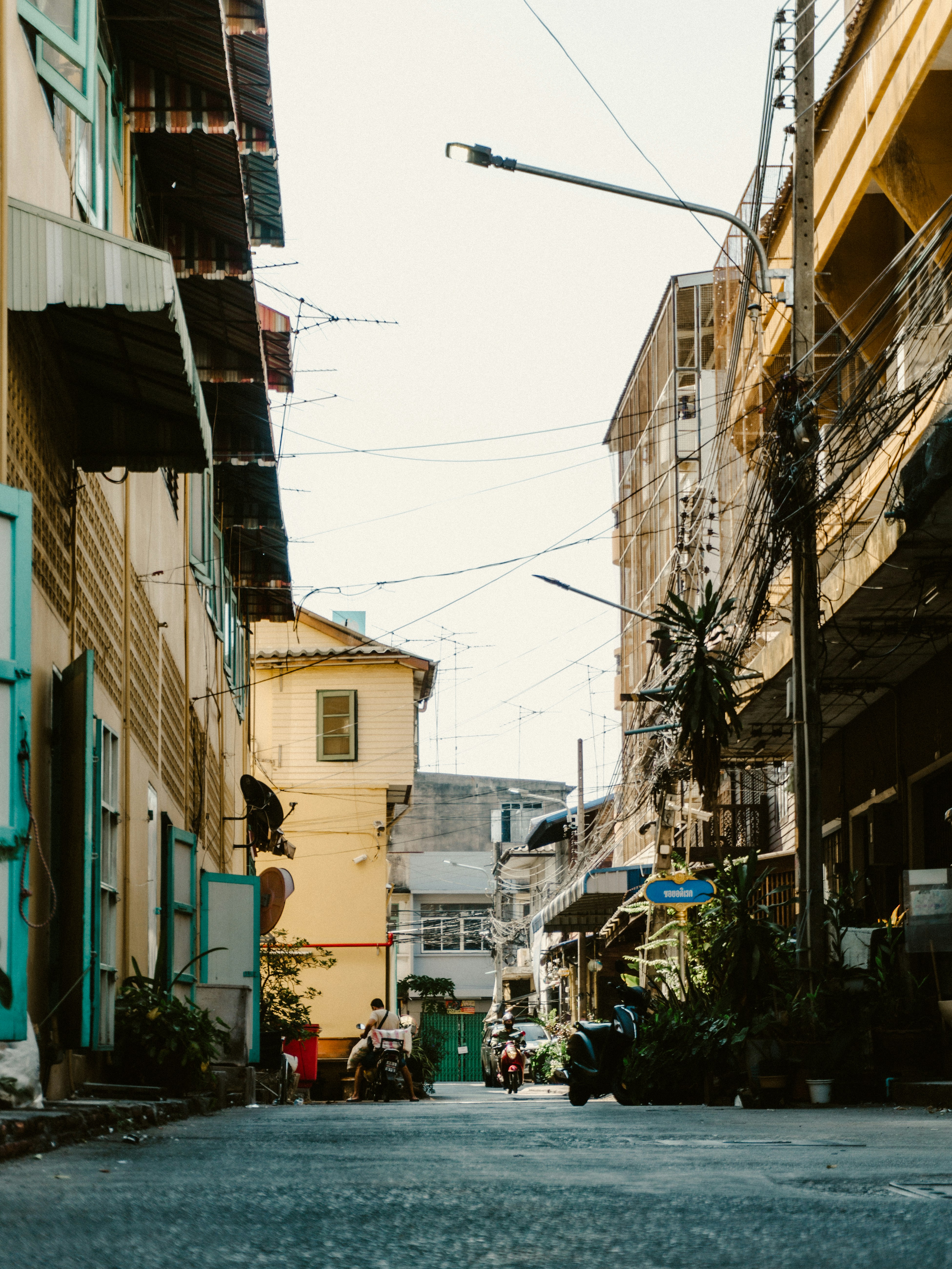 A narrow city street with buildings on both sides photo – Free City ...