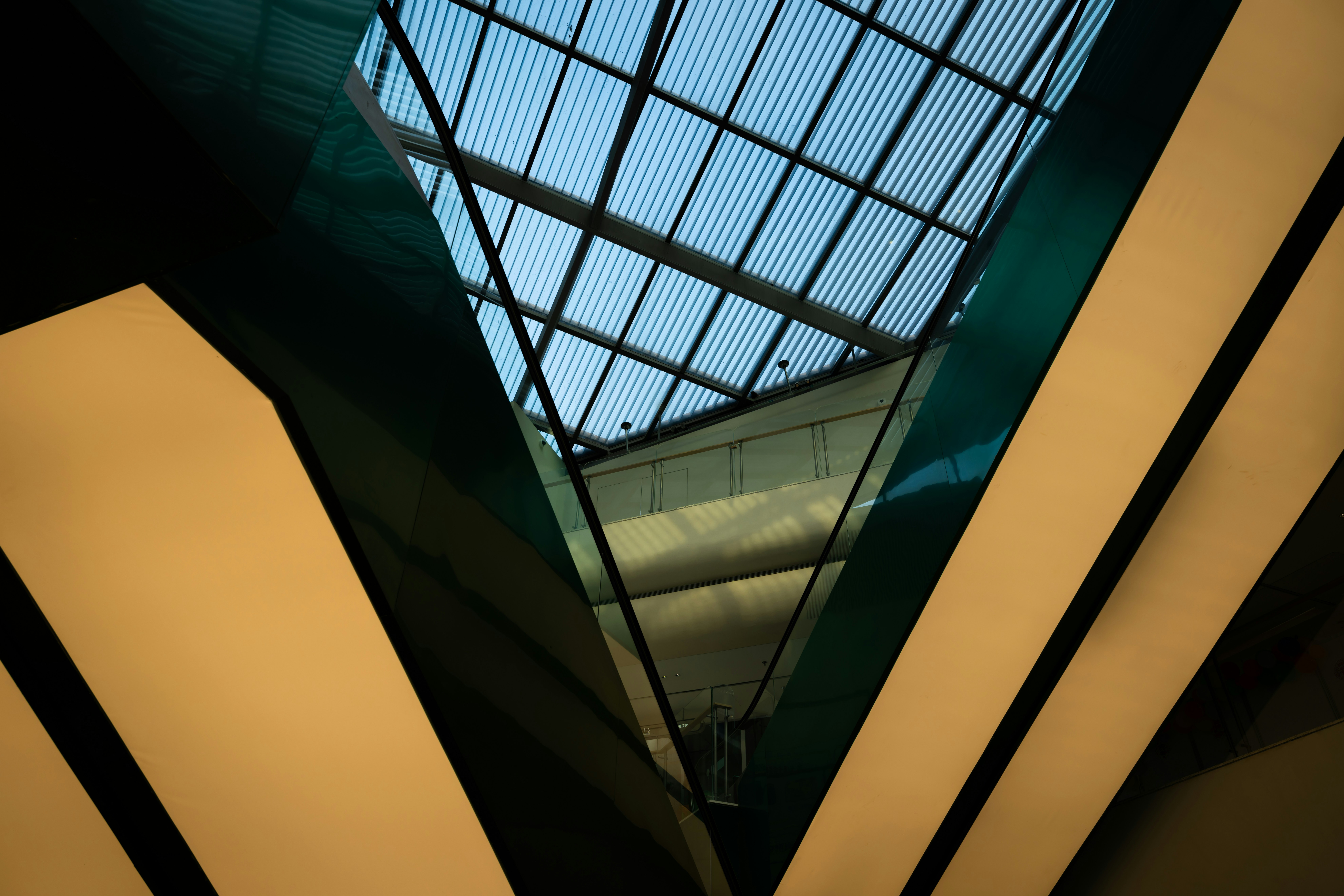 Una vista de un edificio a través de un techo de vidrio foto – Imagen de Distrito de Xuhui ...