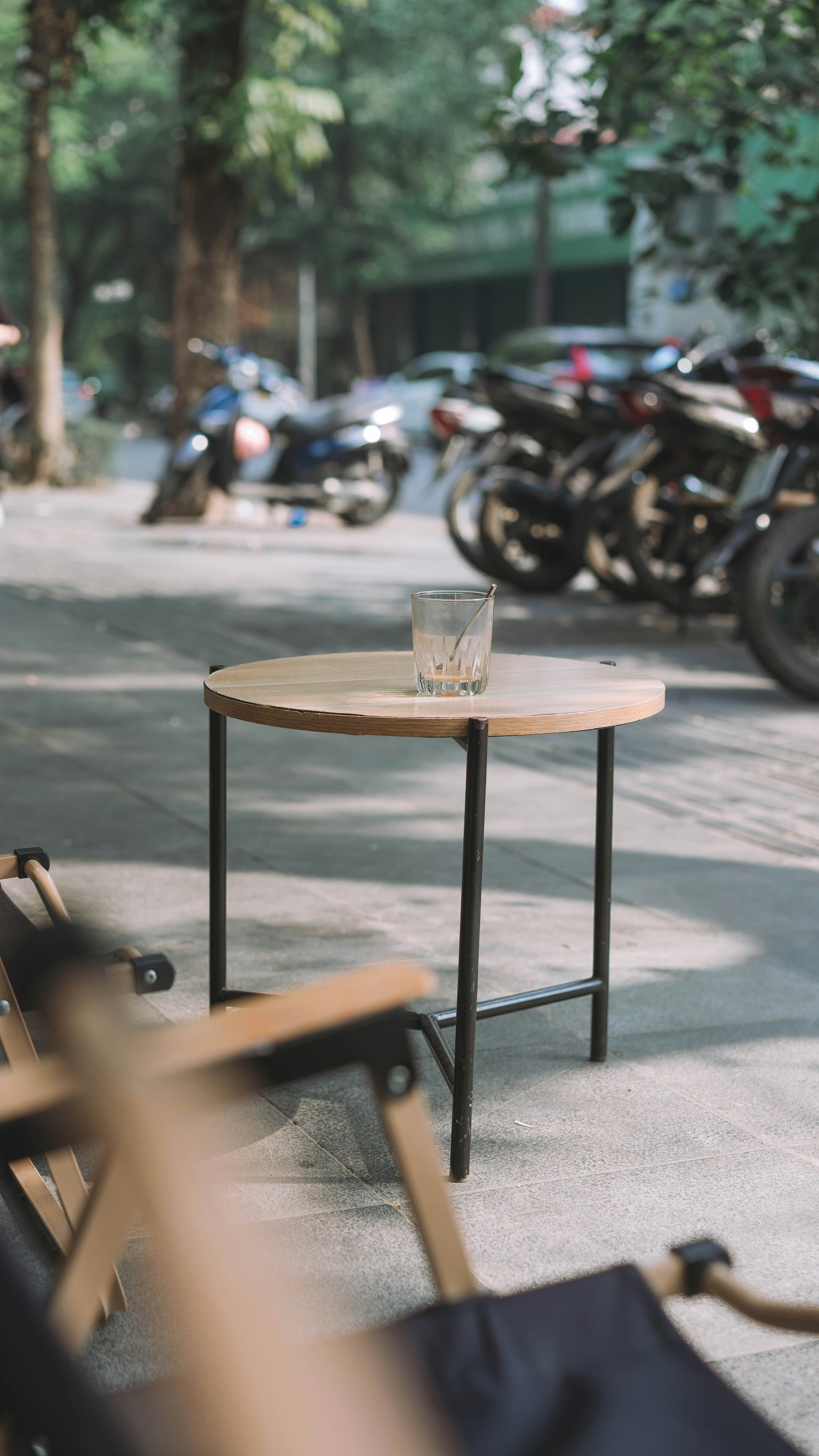 A table with a glass on top of it photo – Free Coffee Image on Unsplash