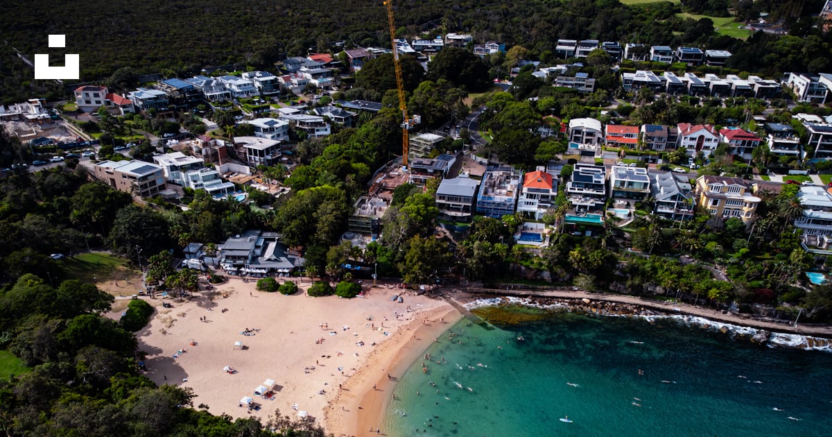 Une vue plongeante sur une plage et une ville photo – Image gratuite de ... Une vue plongeante sur une plage et une ville photo – Image gratuite de ...