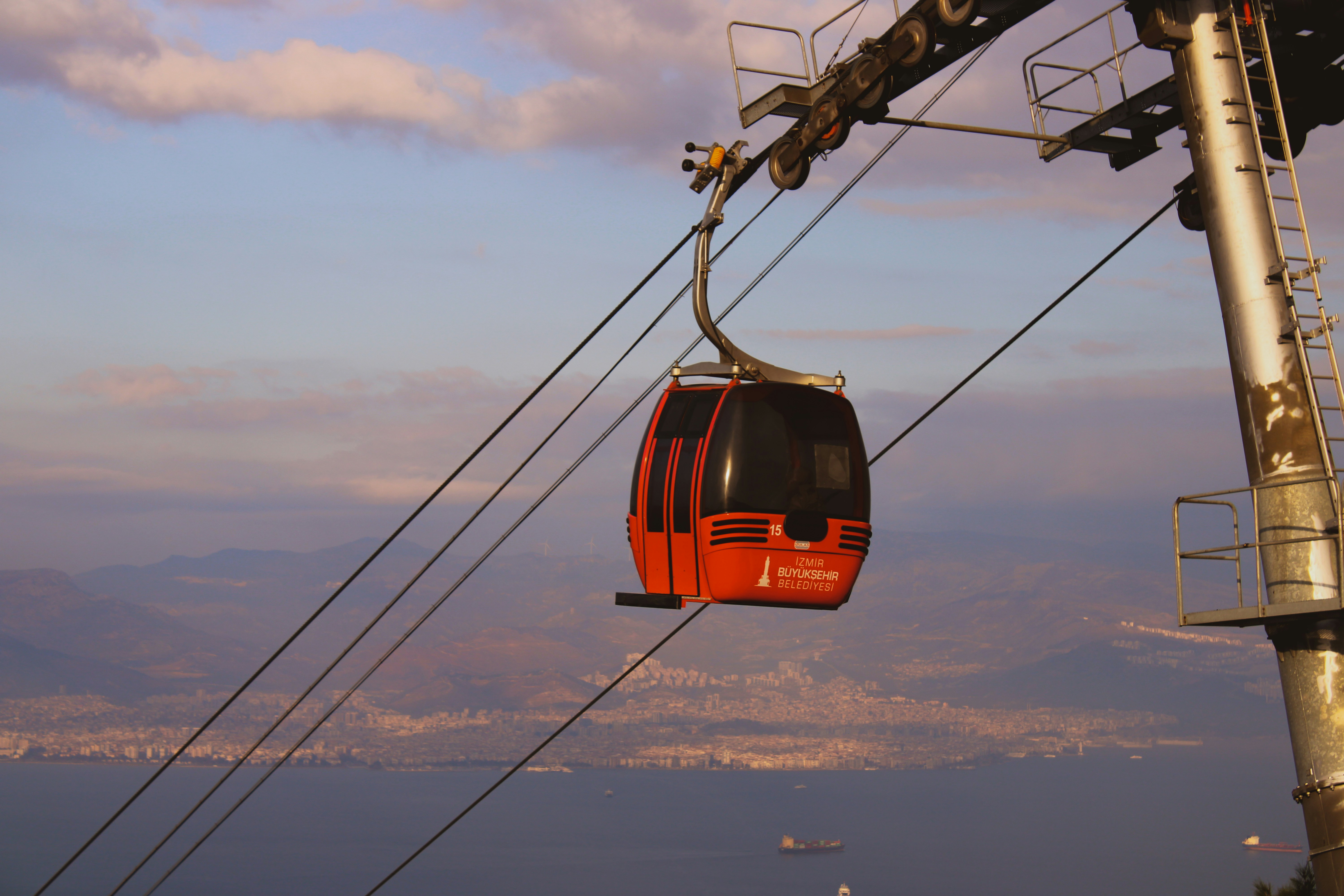 Un téléphérique rouge qui monte une colline photo – Image gratuite de ...