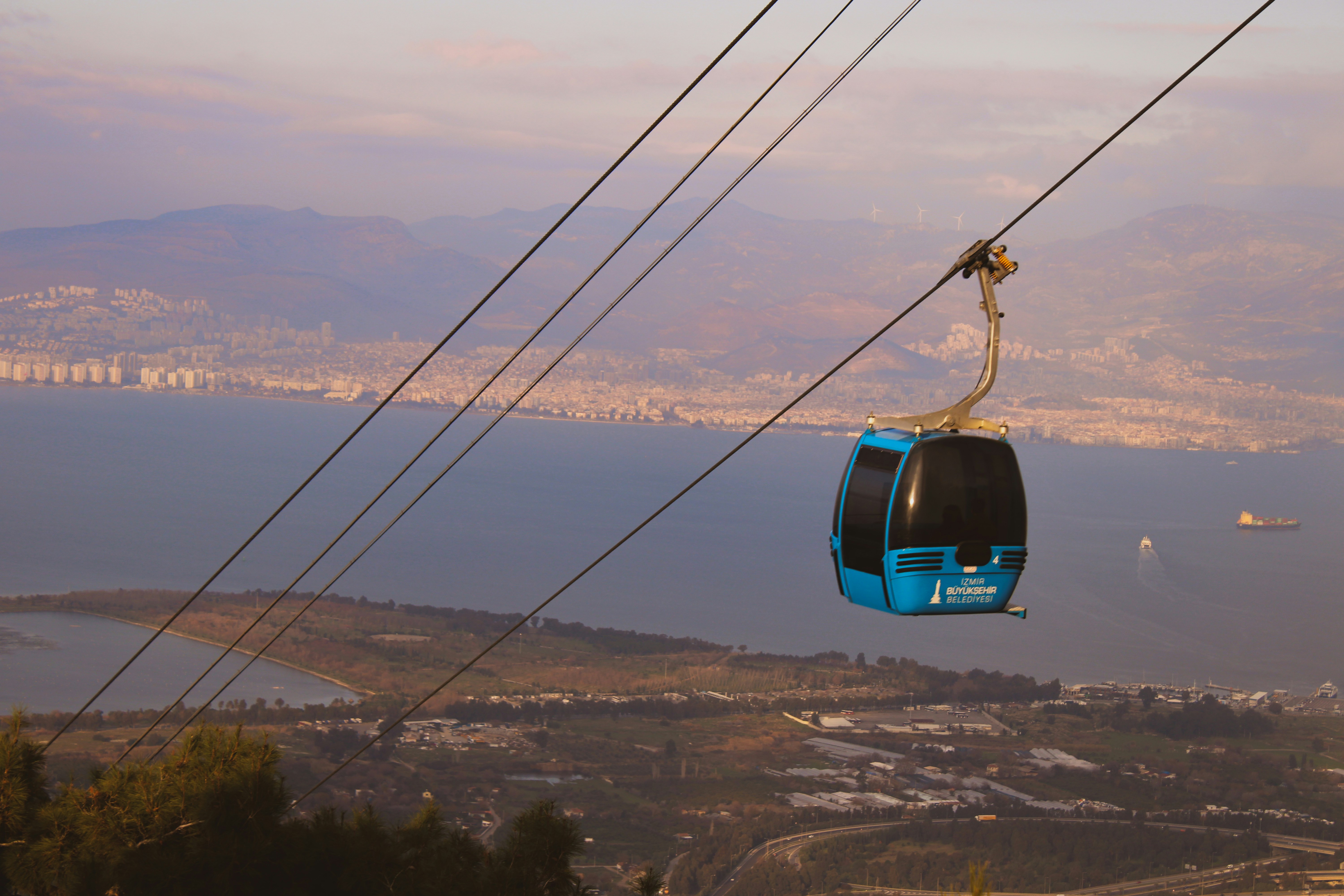 Un téléphérique bleu qui monte une colline photo – Image gratuite de ...