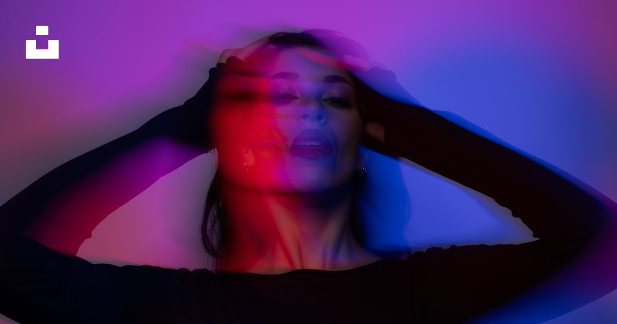 Una Mujer Con Un Vestido Negro Con Las Manos En La Cabeza Foto Imagen