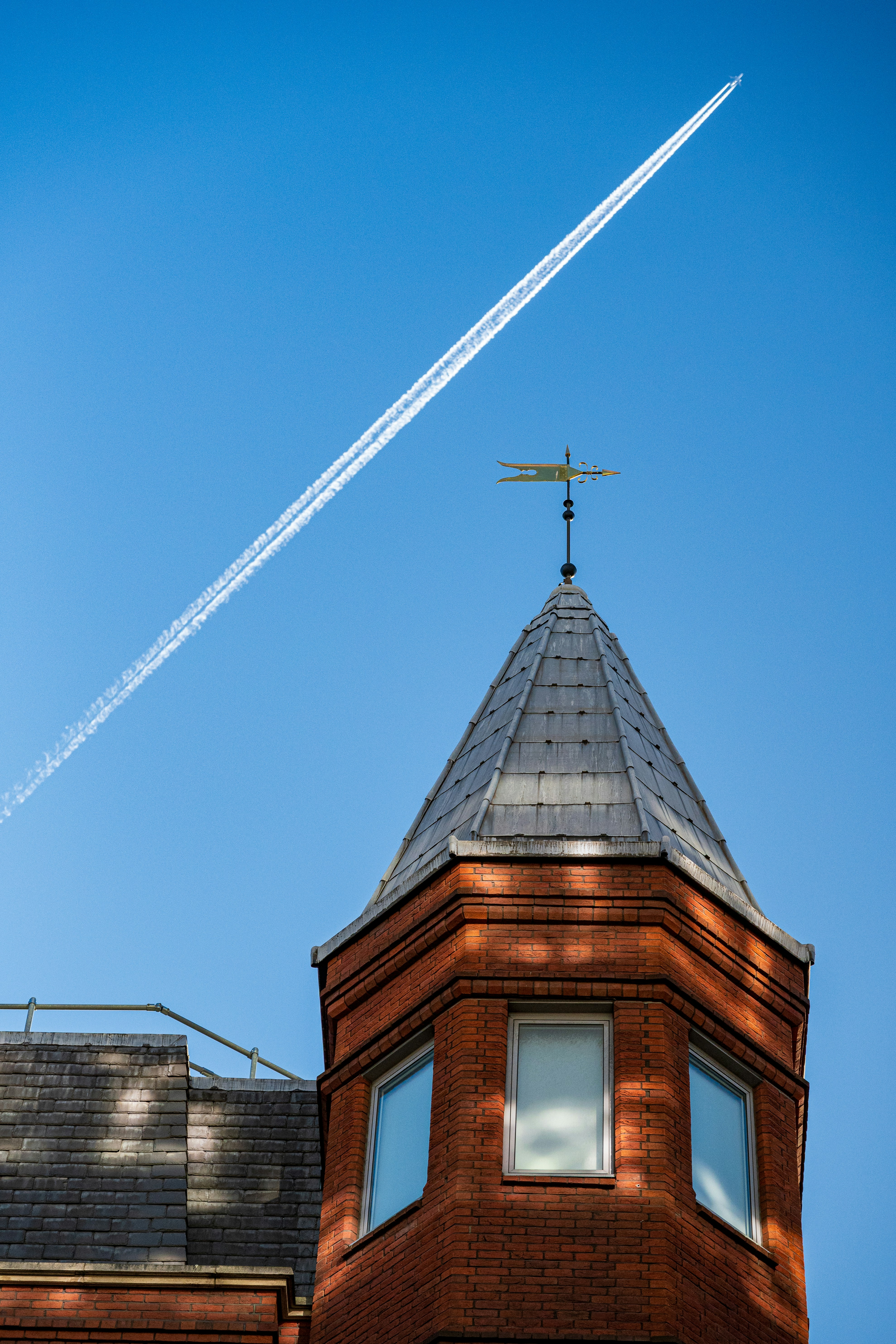 Cresting Sky: A Tower Top with Aerodynamic Crossing