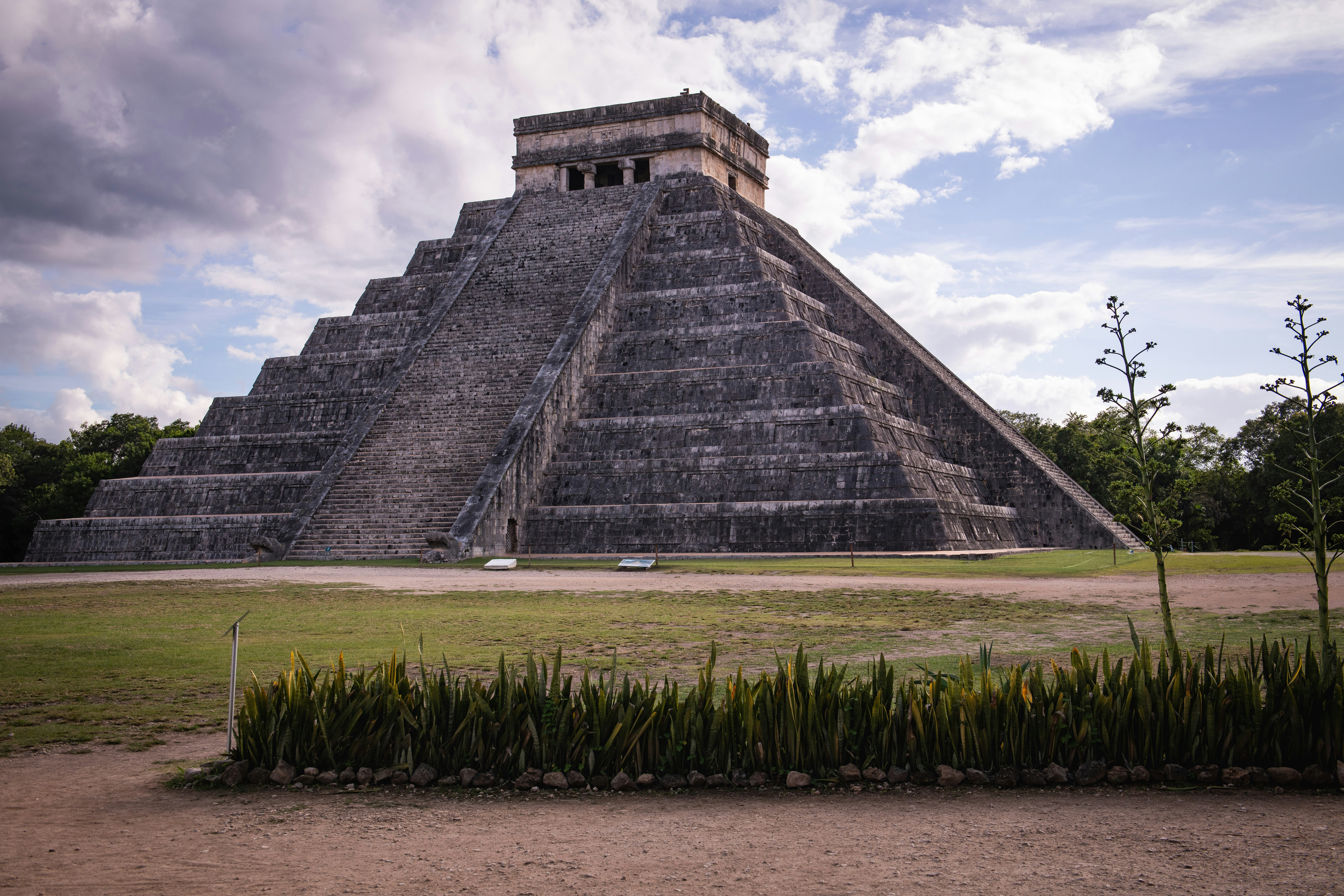 A large pyramid sitting in the middle of a field photo – Free Building ...