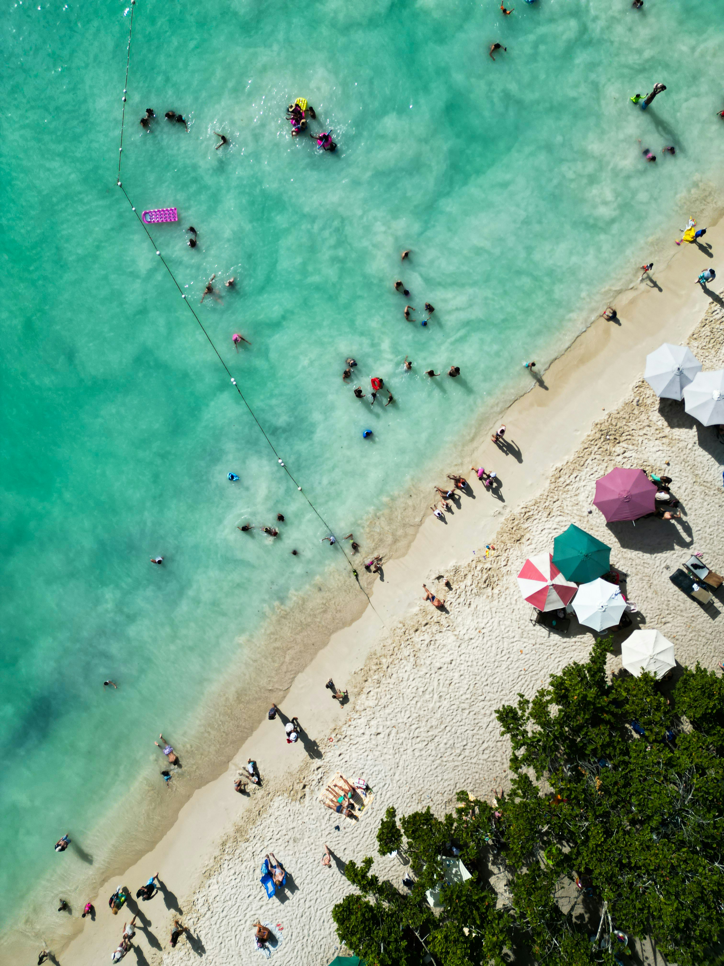 Ein Strand mit vielen Menschen und Sonnenschirmen Foto – Kostenloses ...