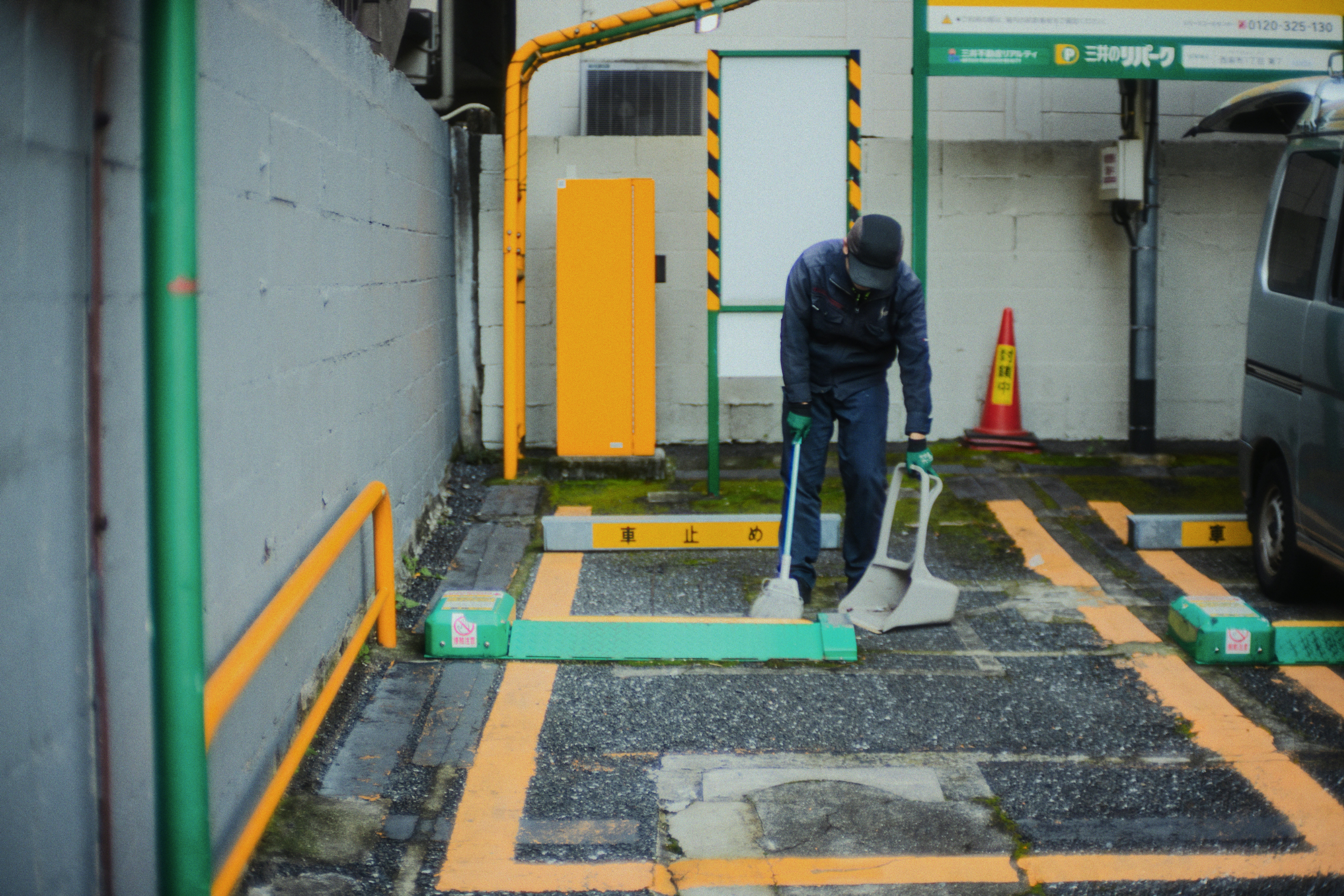 A man with a mop in a parking lot photo – Free Human Image on Unsplash