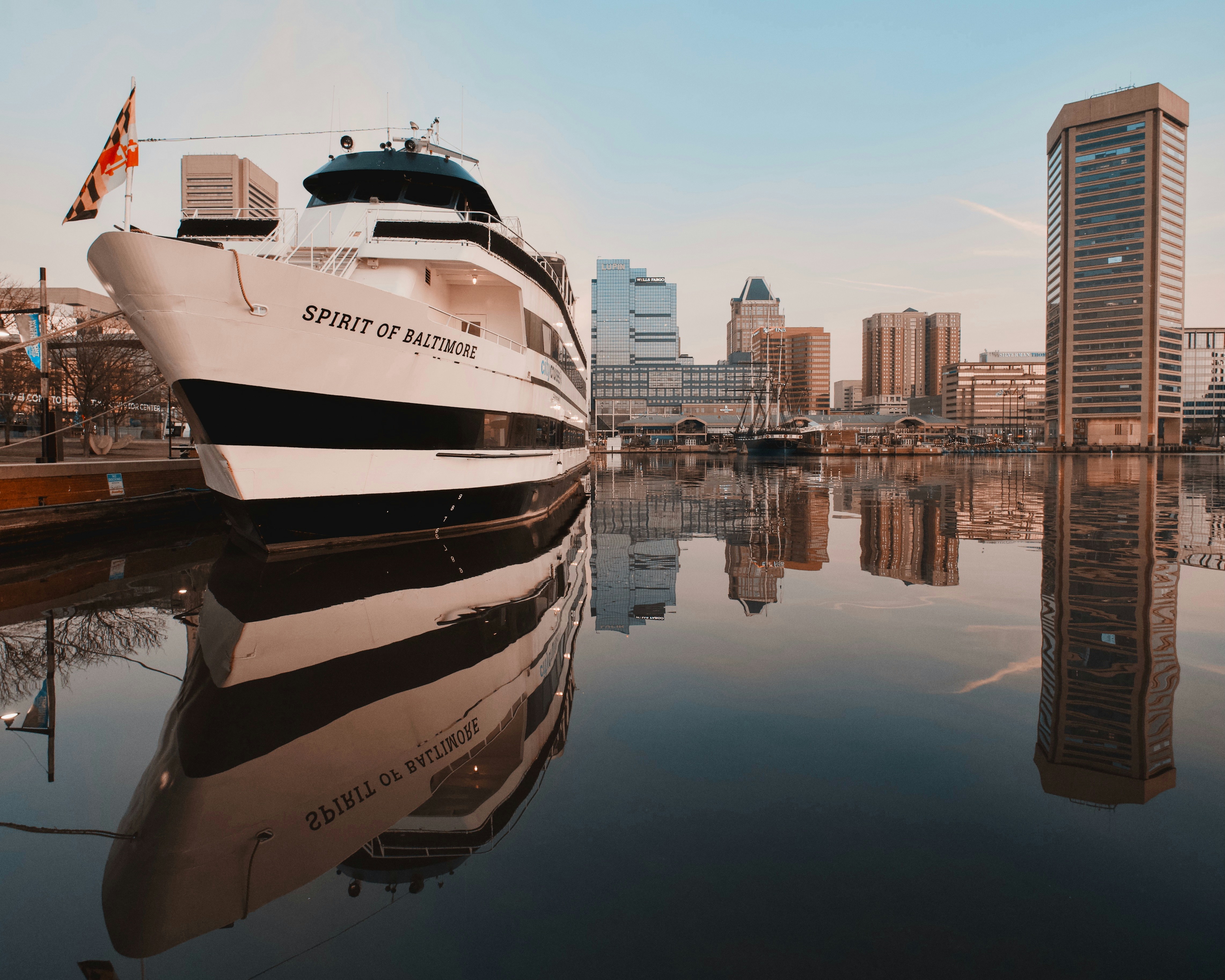Un gran bote blanco en un cuerpo de agua foto – Imagen de Puerto ...