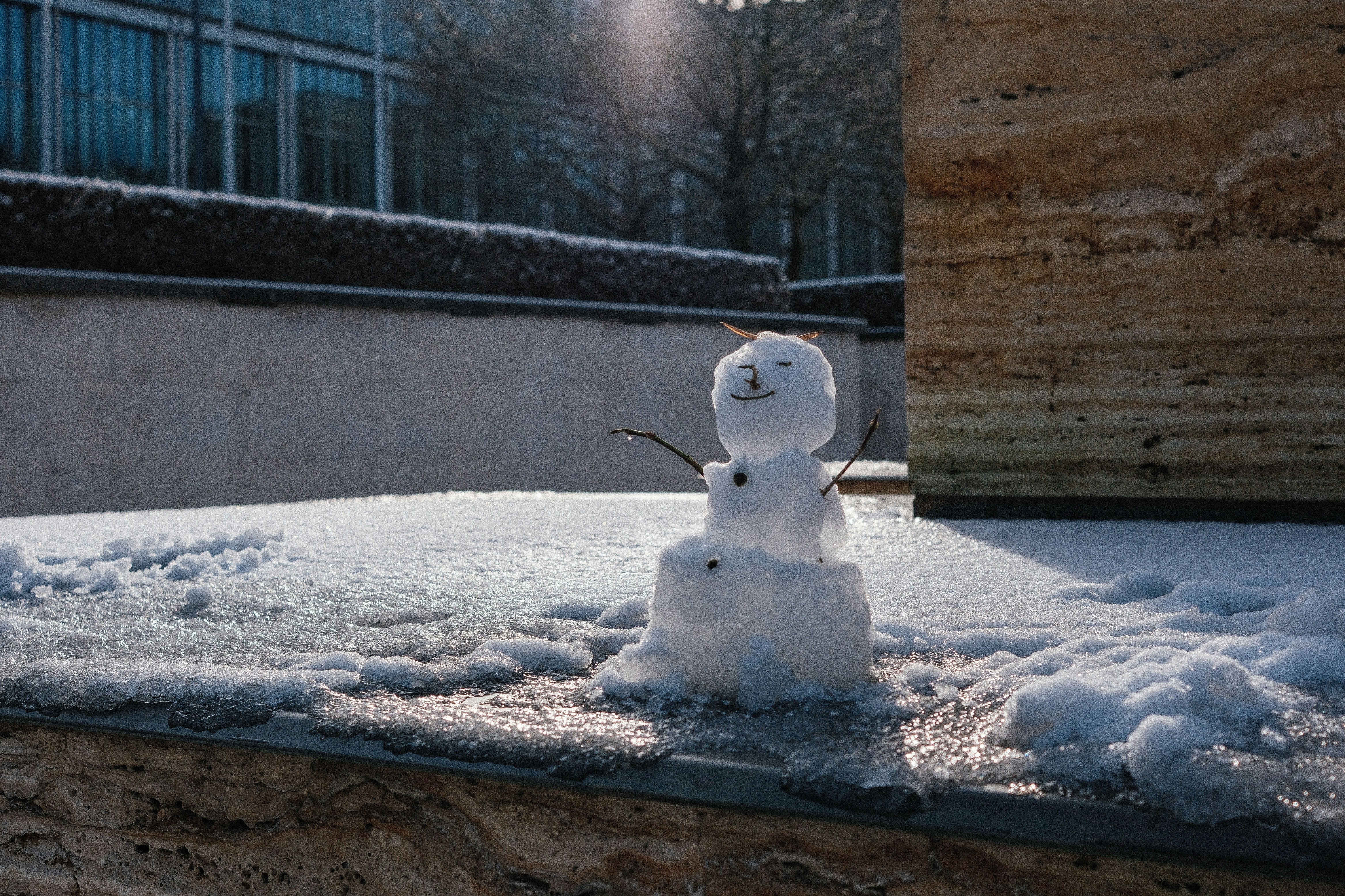 A snowman is standing in the middle of the snow photo – Free München ...