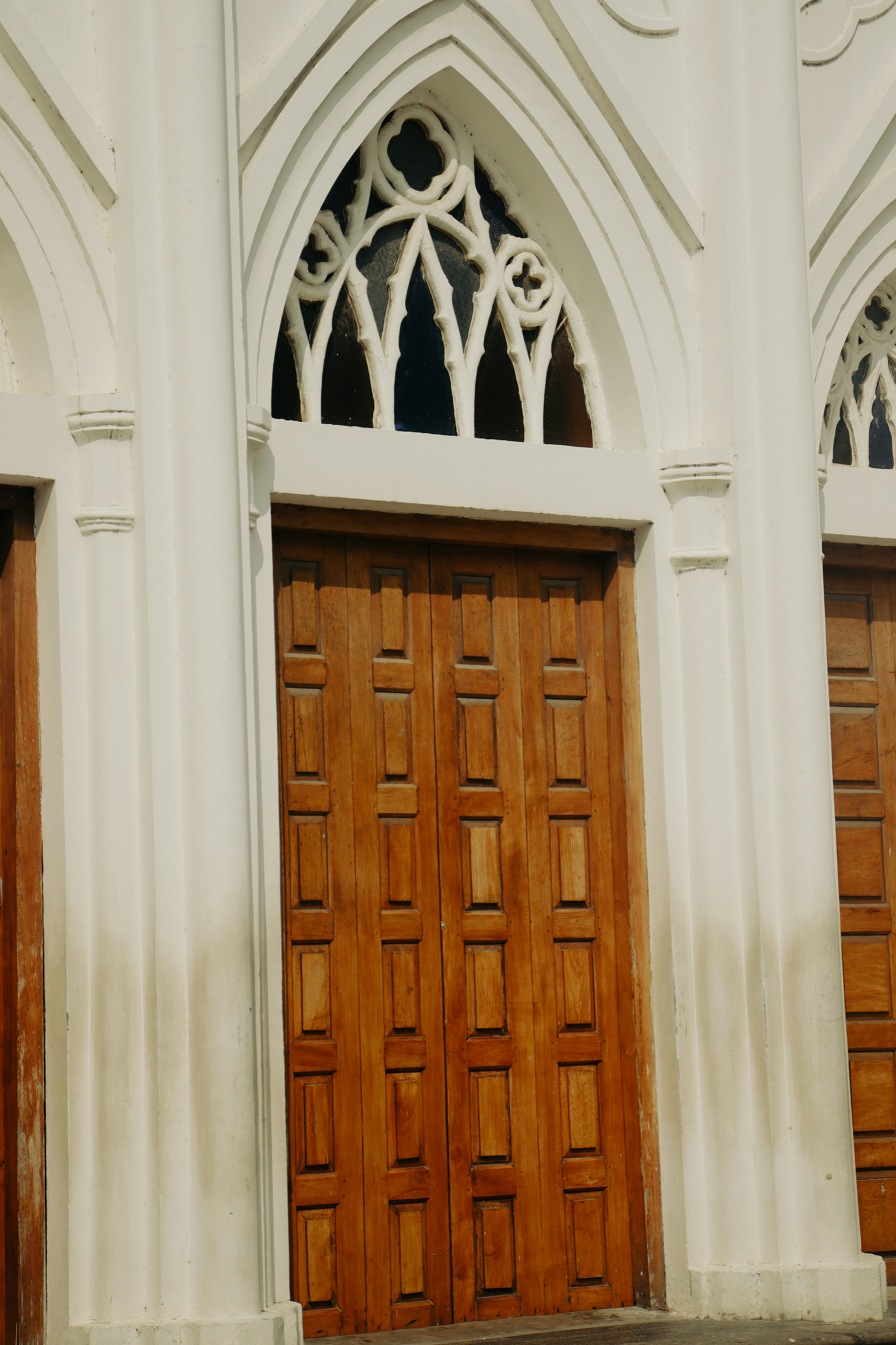 Quelques grandes portes en bois devant un bâtiment photo – Image ...