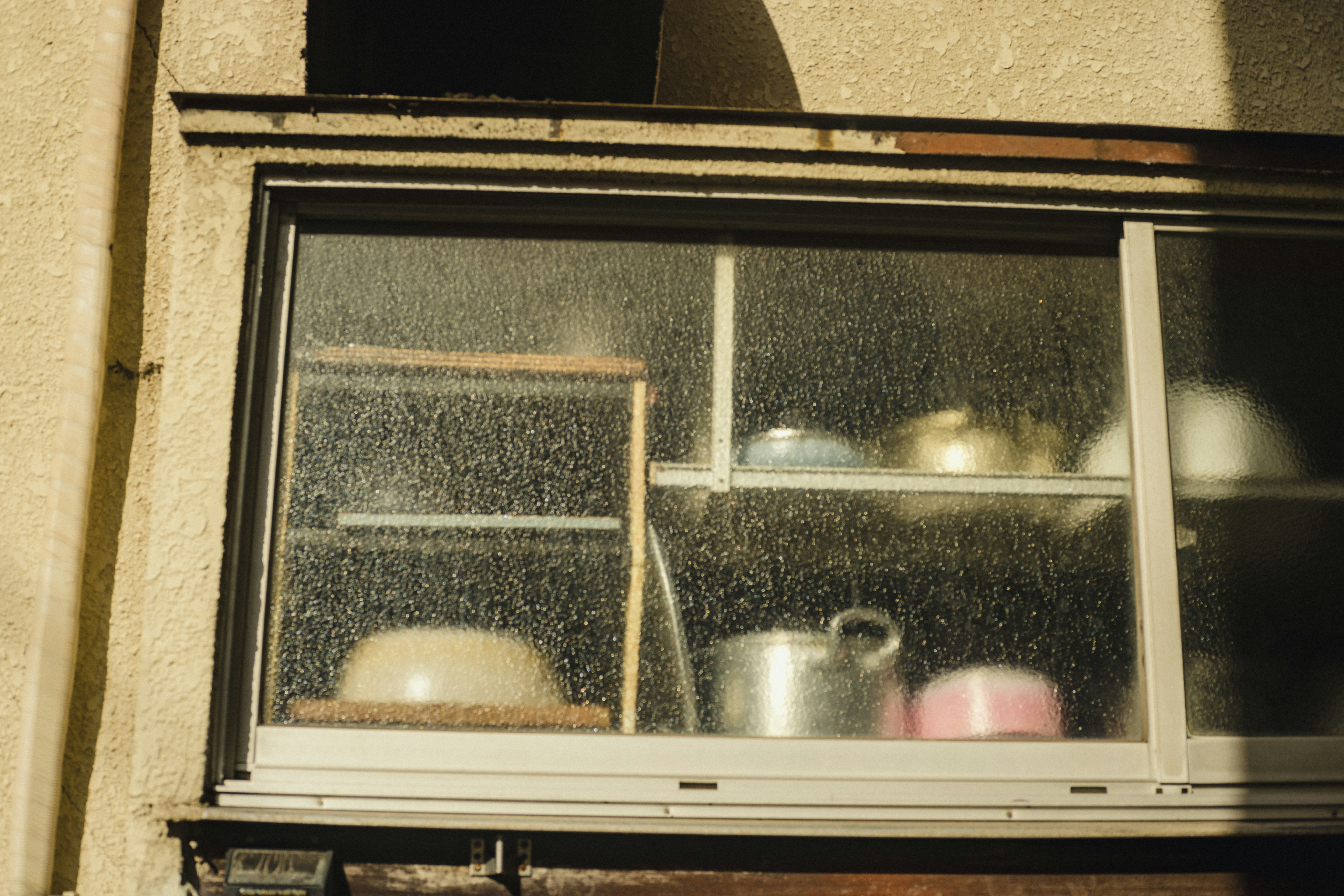 A window with pots and pans in it photo – Free Person Image on Unsplash