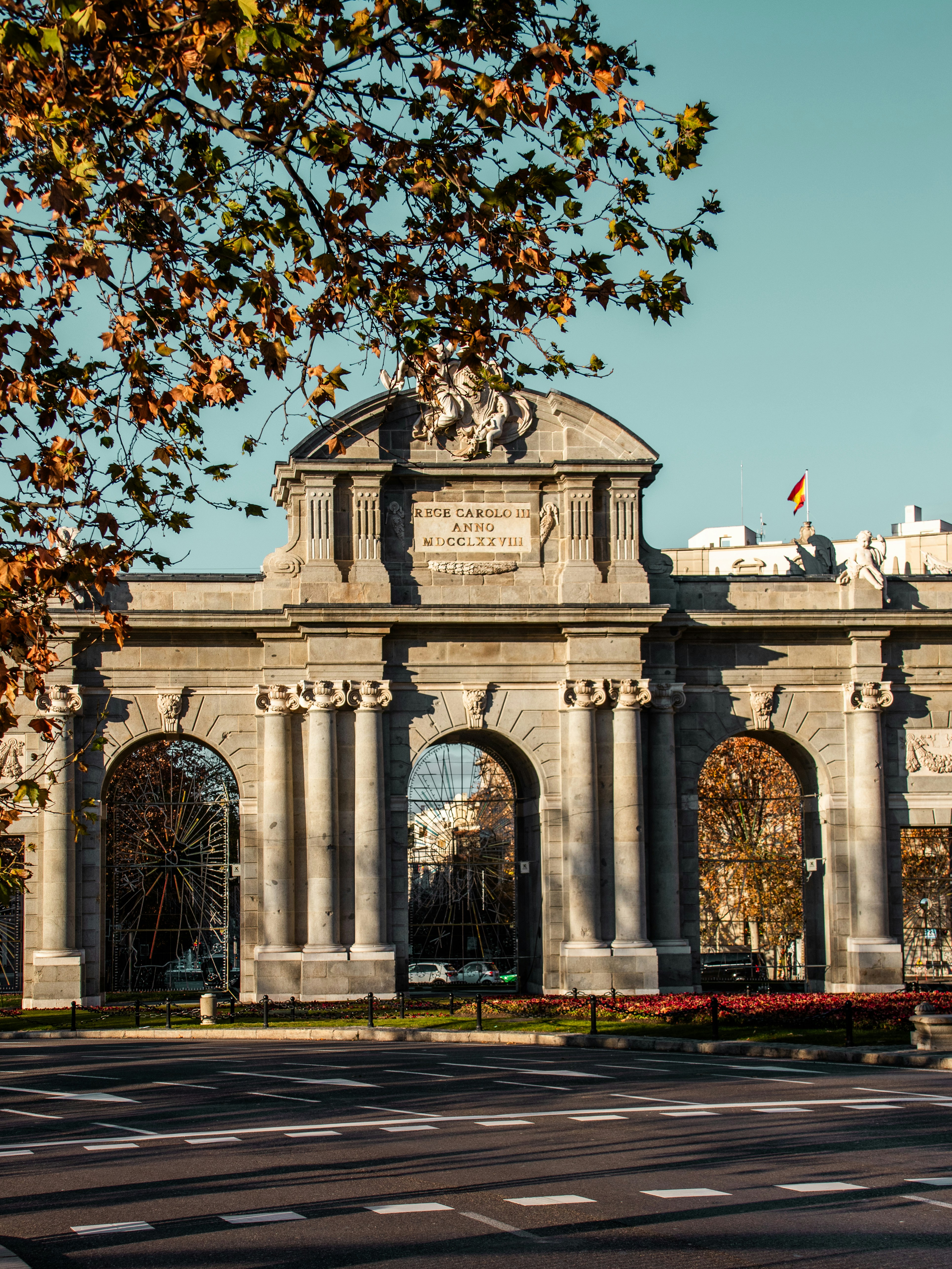 Un gran edificio con arcos y arcos encima foto – Imagen de Edificio gratuita en Unsplash