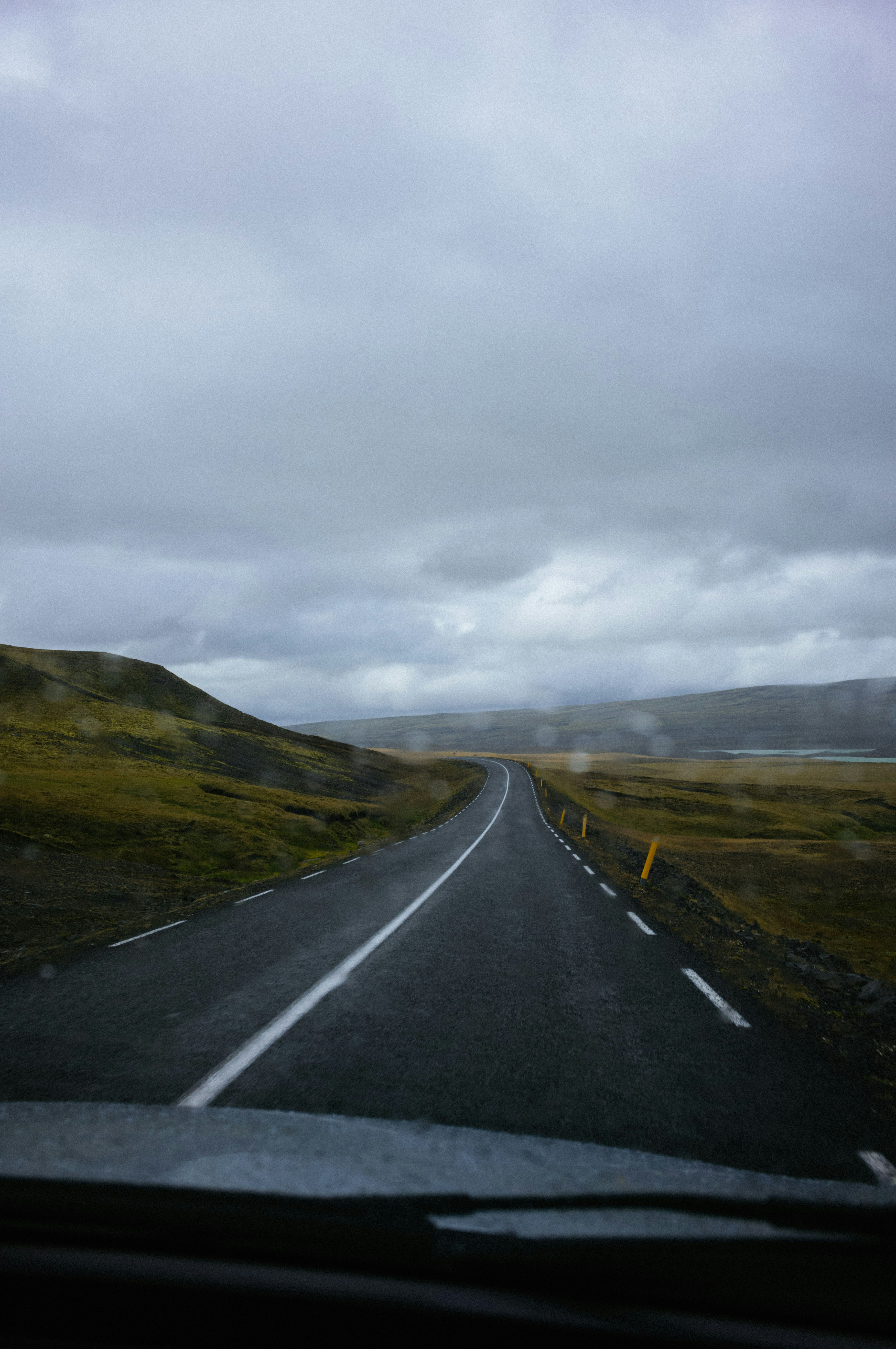 A car driving down a road in the middle of nowhere photo – Free Car ...