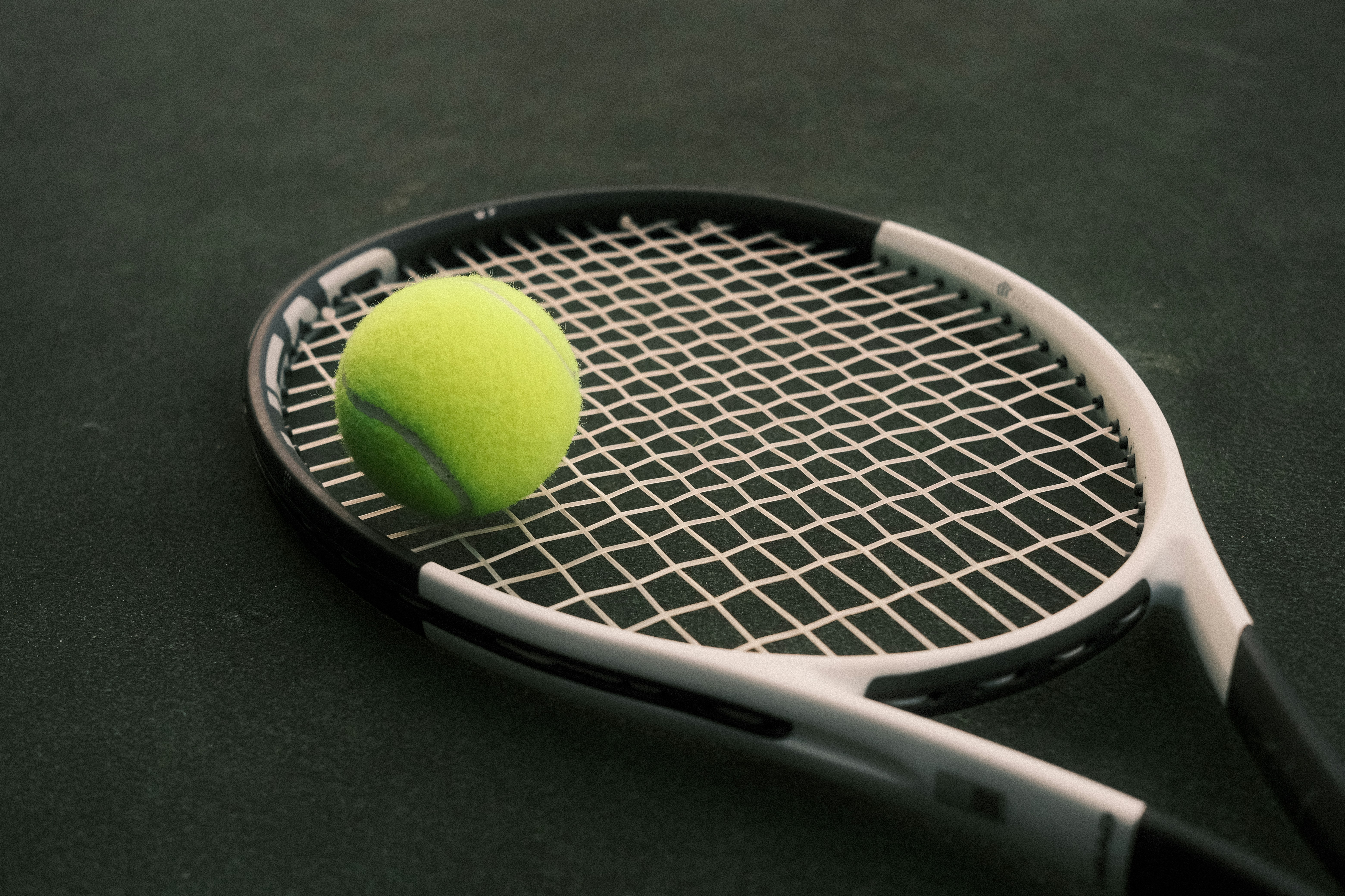 A tennis racket and a tennis ball on a court photo – Free Fondo de ...