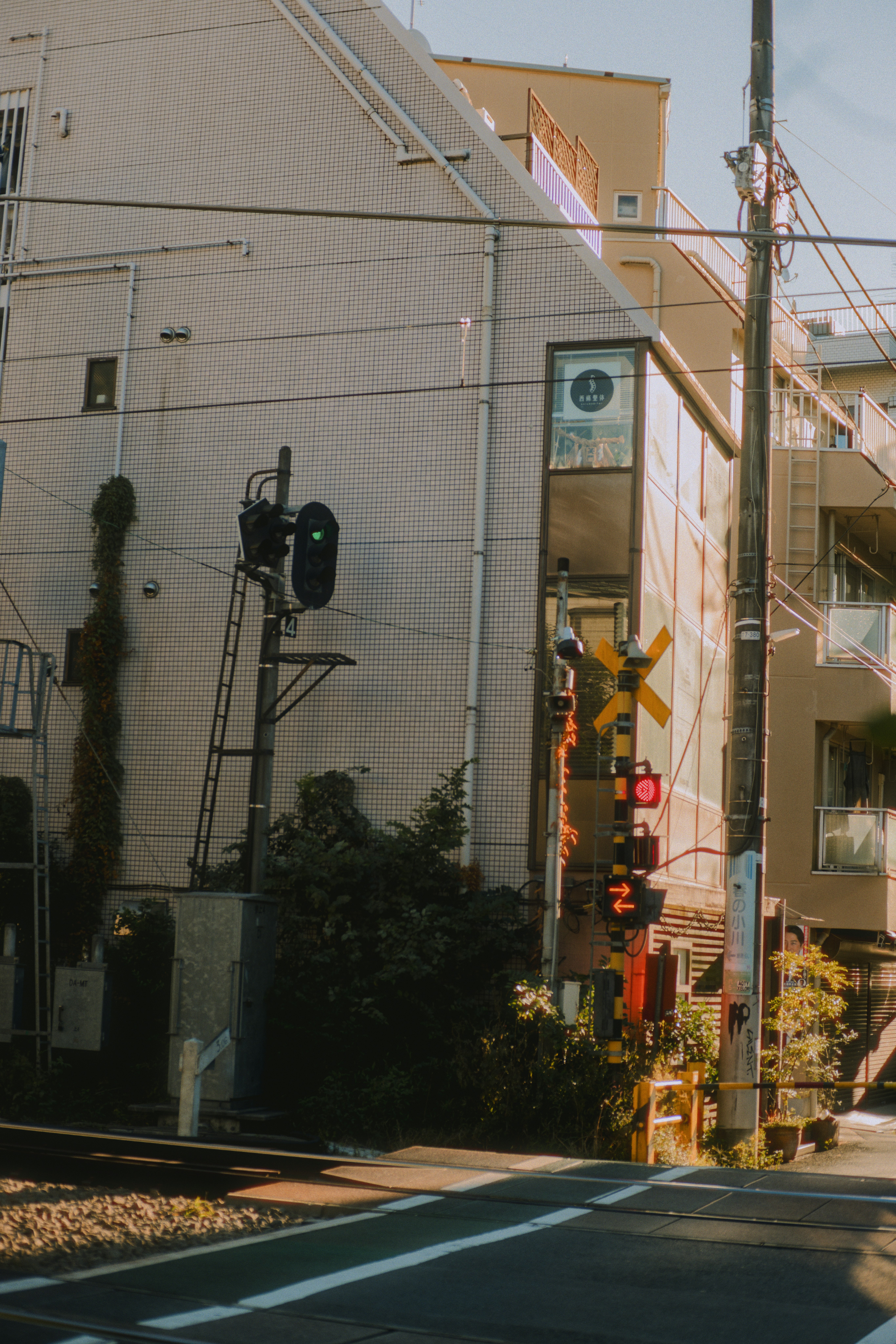 A street corner with a traffic light and a building photo – Free City ...
