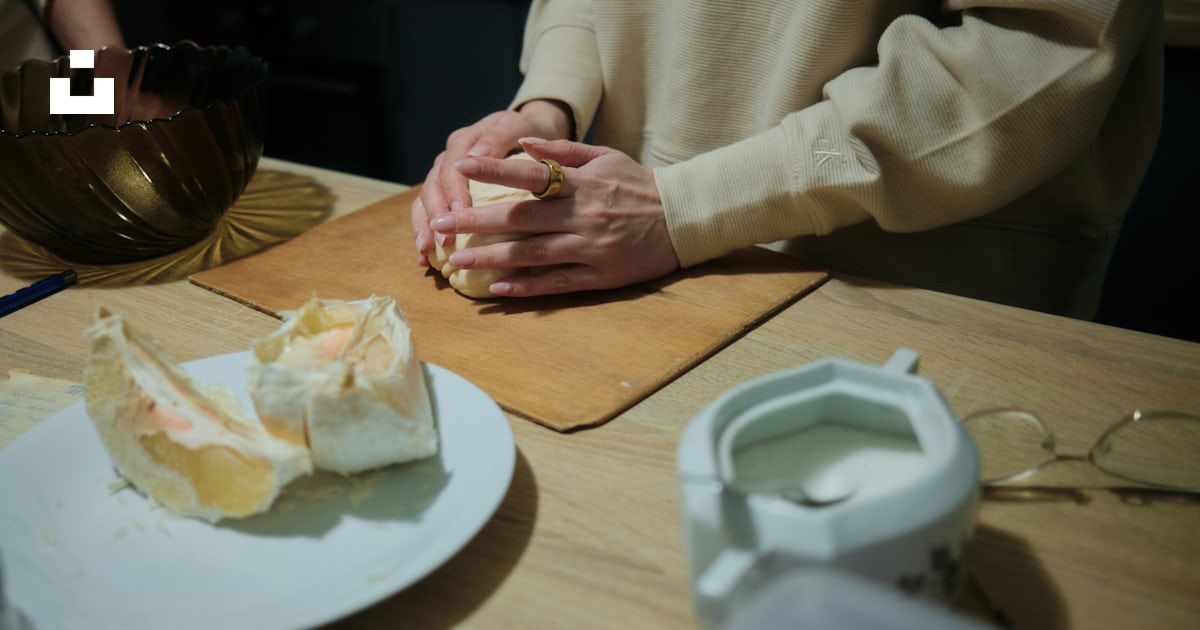 케이크 한 조각과 함께 테이블에 앉아있는 사람 사진 Unsplash의 무료 반지 이미지