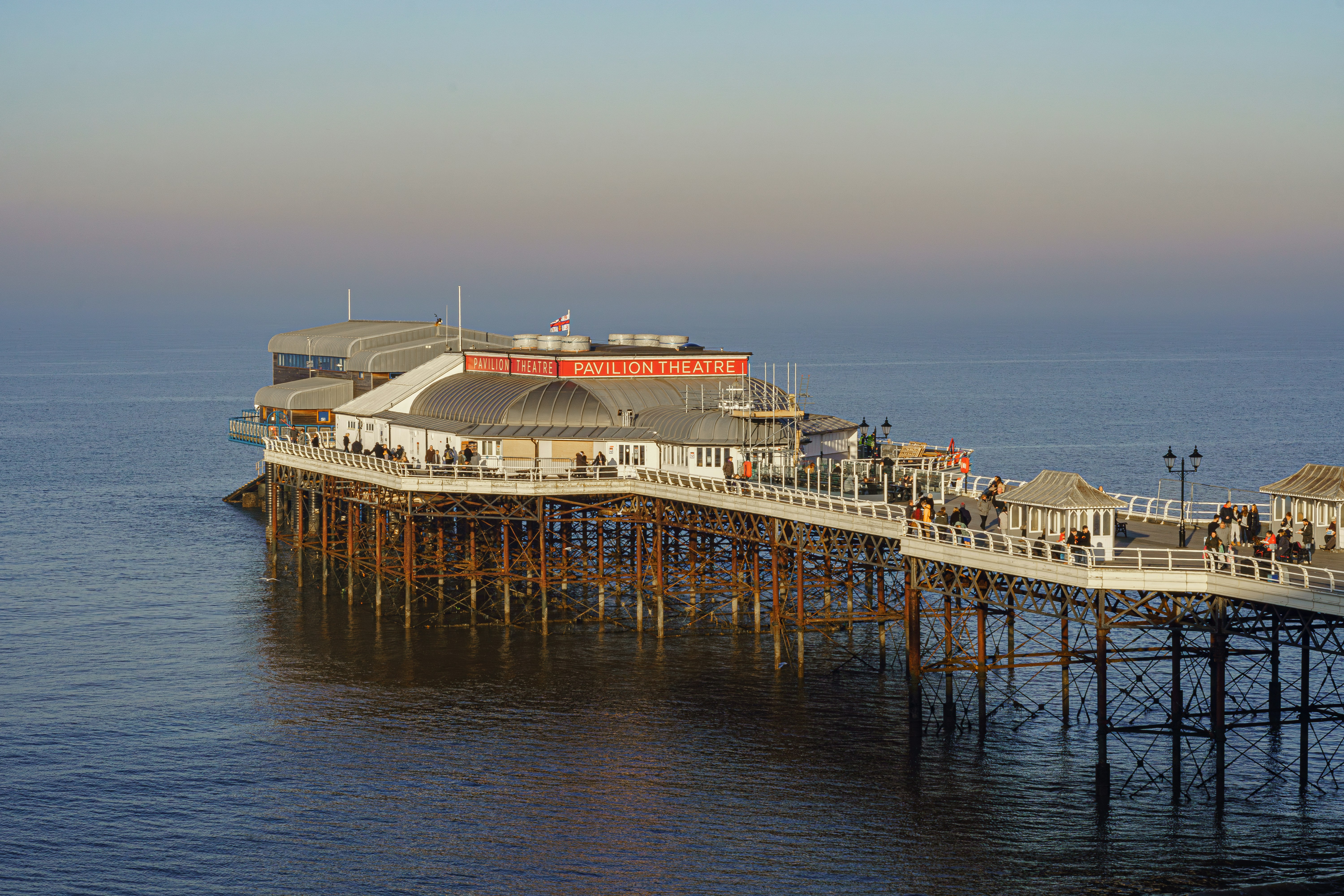Un muelle en un cuerpo de agua con un fondo de cielo foto – Imagen de ...