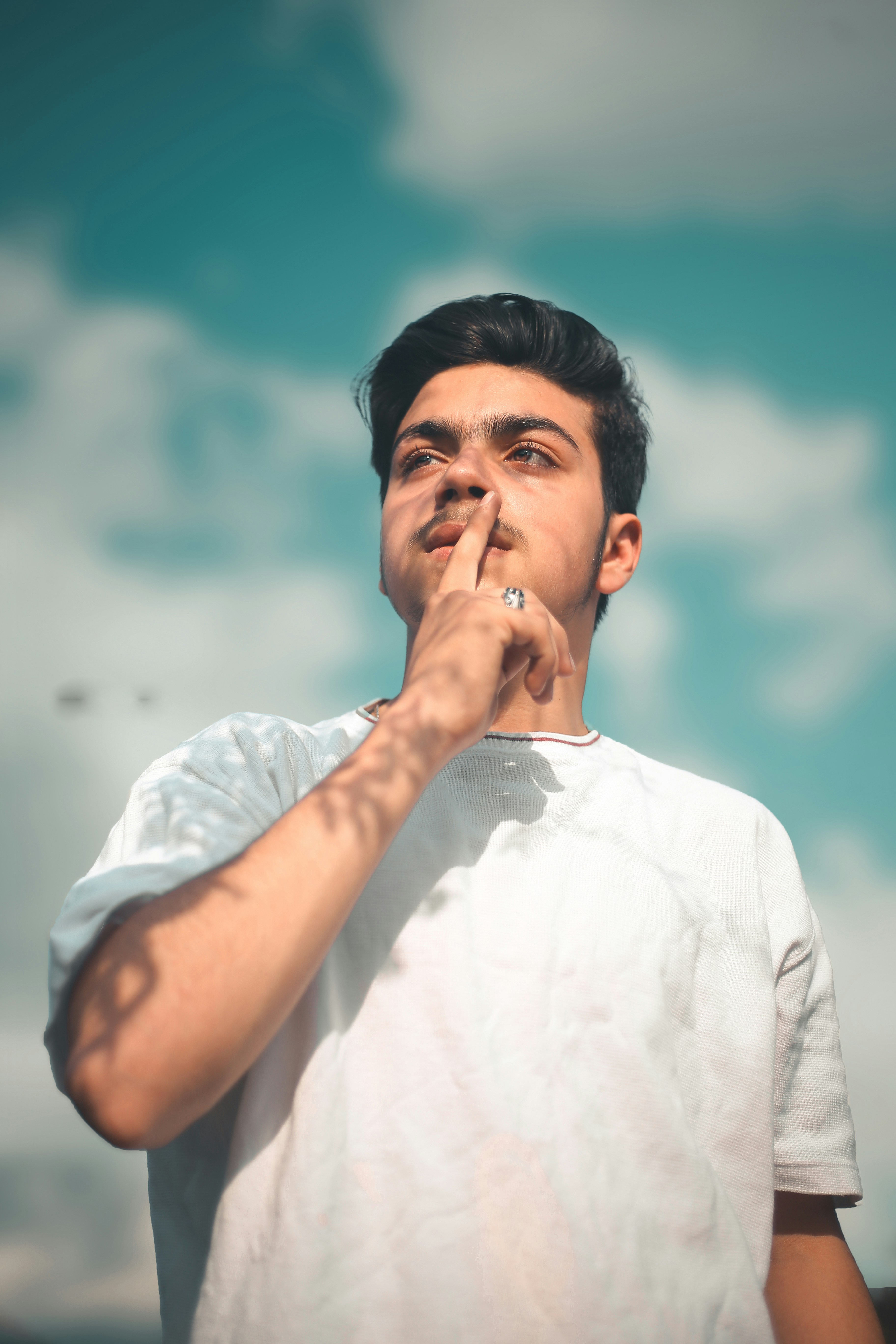 Un hombre de pie con el dedo en la boca foto – Imagen de Naeem Ad Studios gratuita en Unsplash