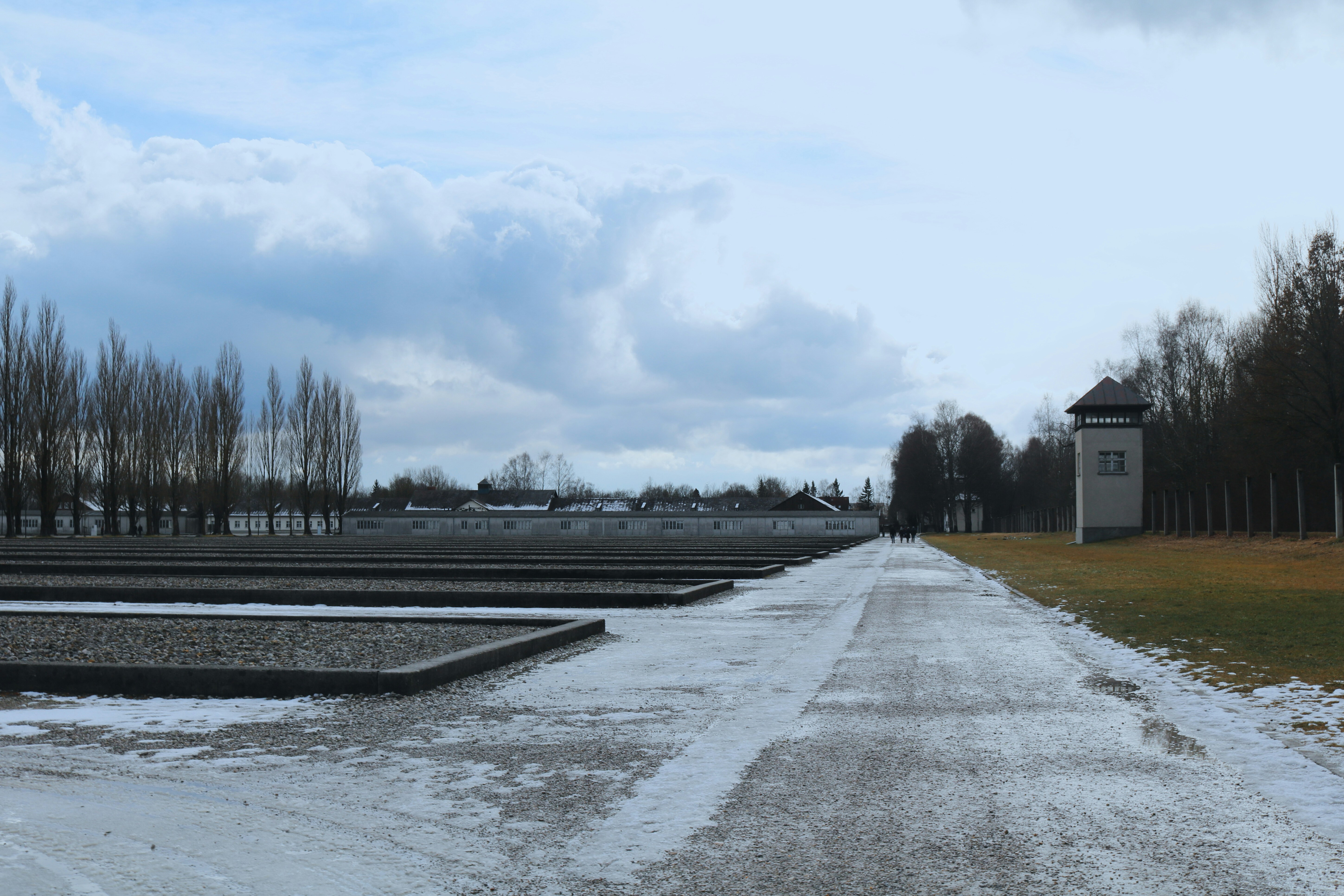A dirt road with a clock tower in the distance photo – Free Alemanha ...