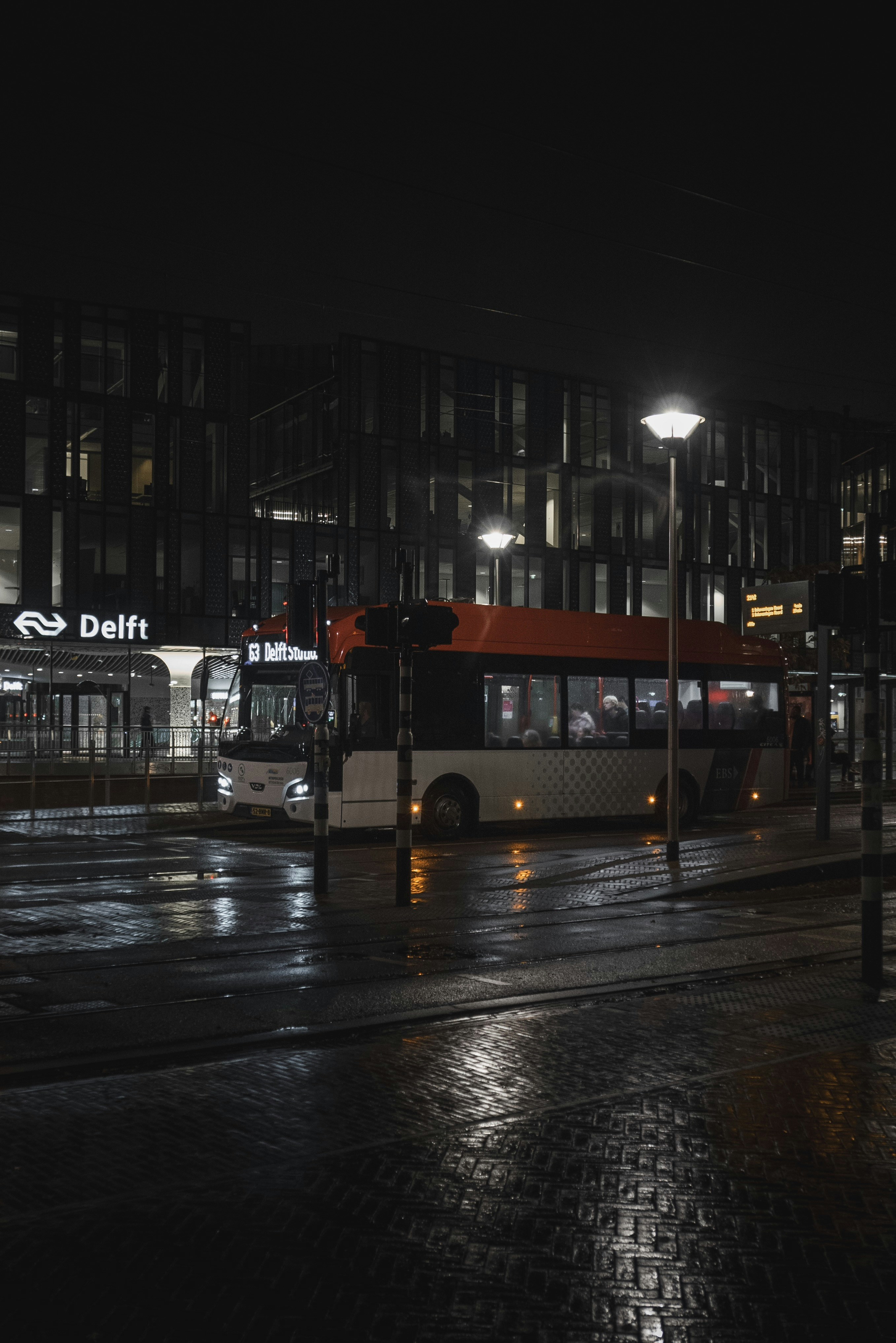 A city street at night with a double decker bus photo – Free Delft ...