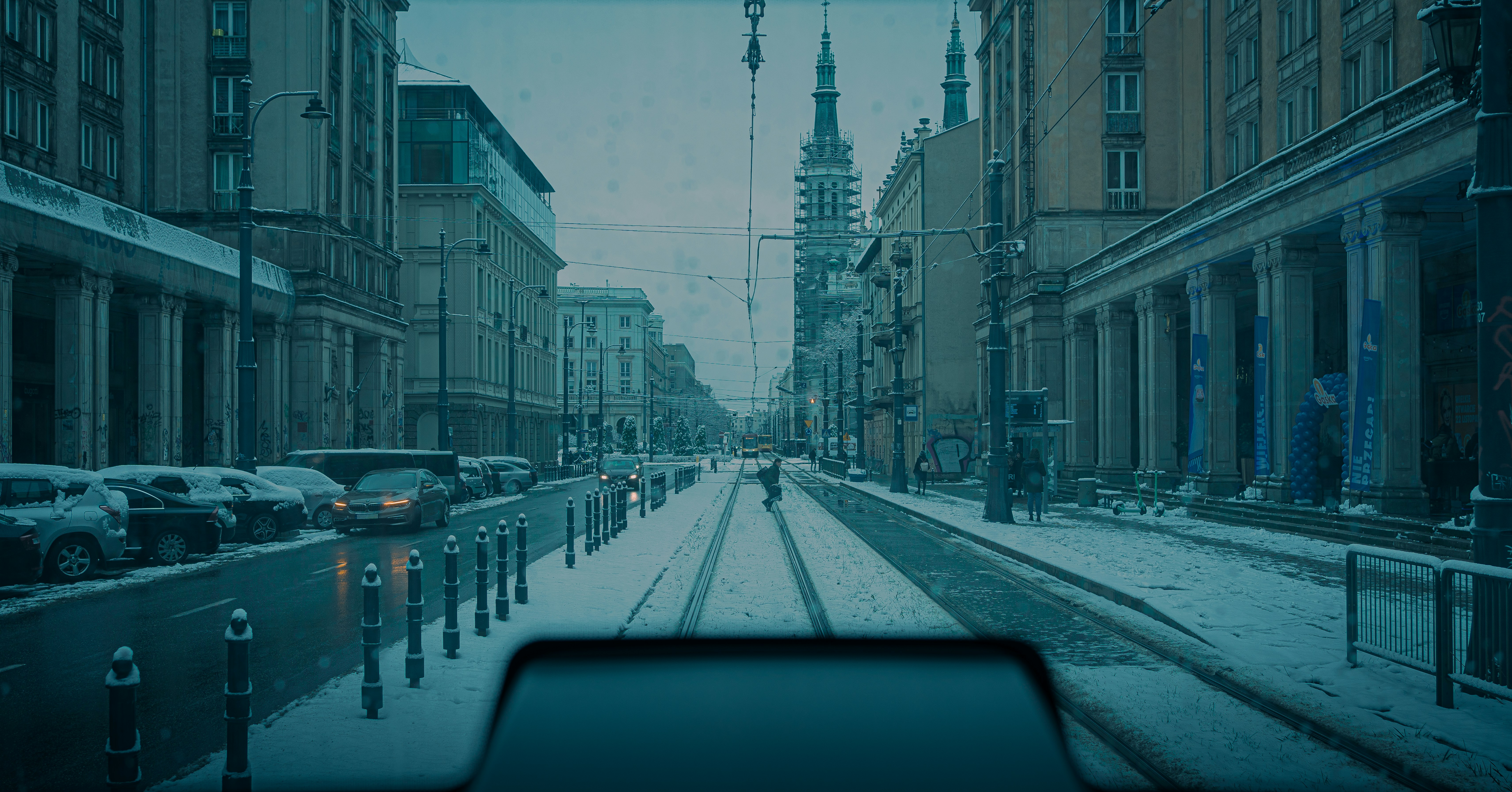 A snowy city street with cars parked on the side of it photo – Free ...