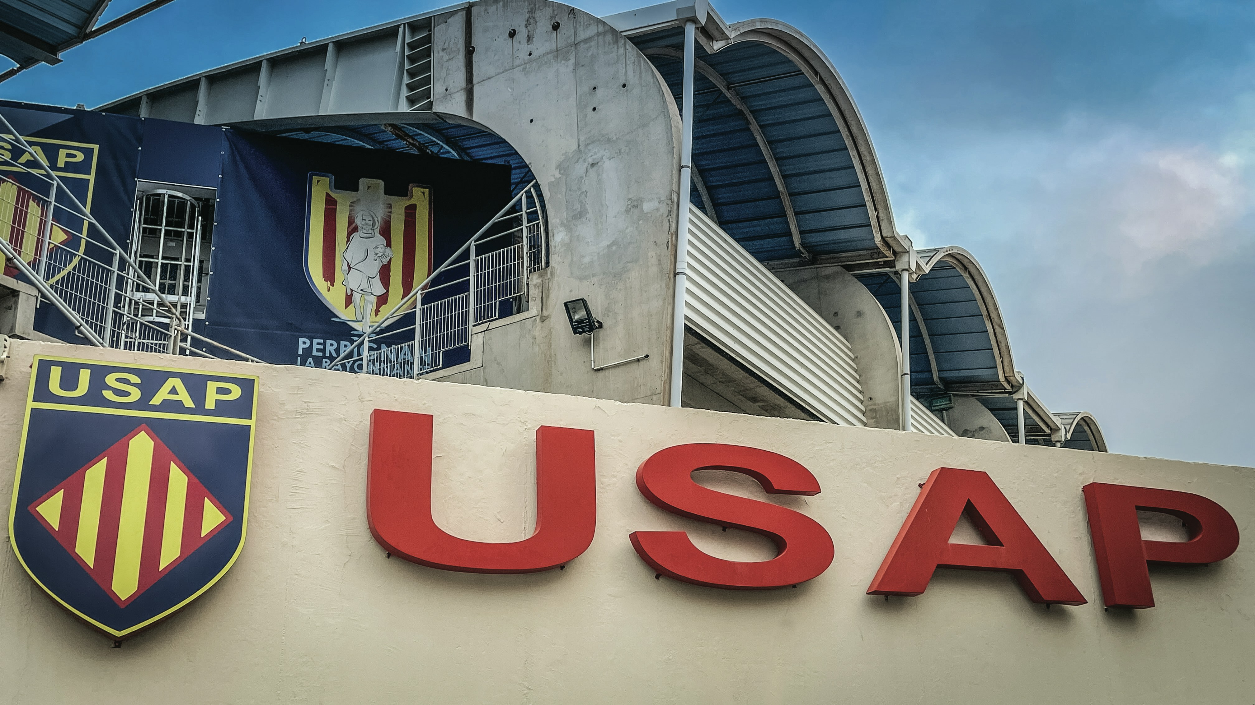 Un cartel que dice usap con un edificio al fondo foto – Imagen de ...
