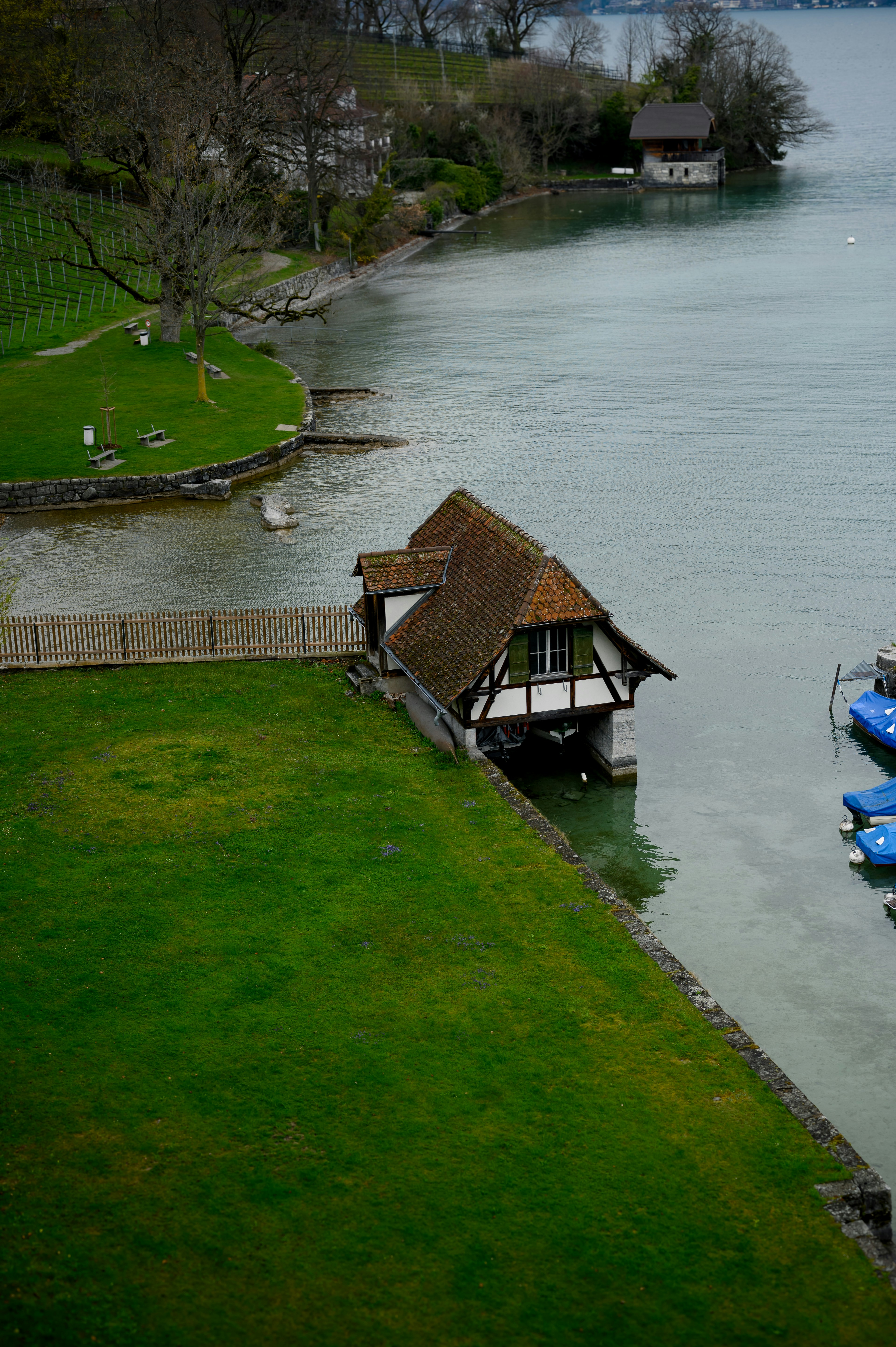 Un par de botes que están sentados en el agua foto – Imagen de Suiza ...