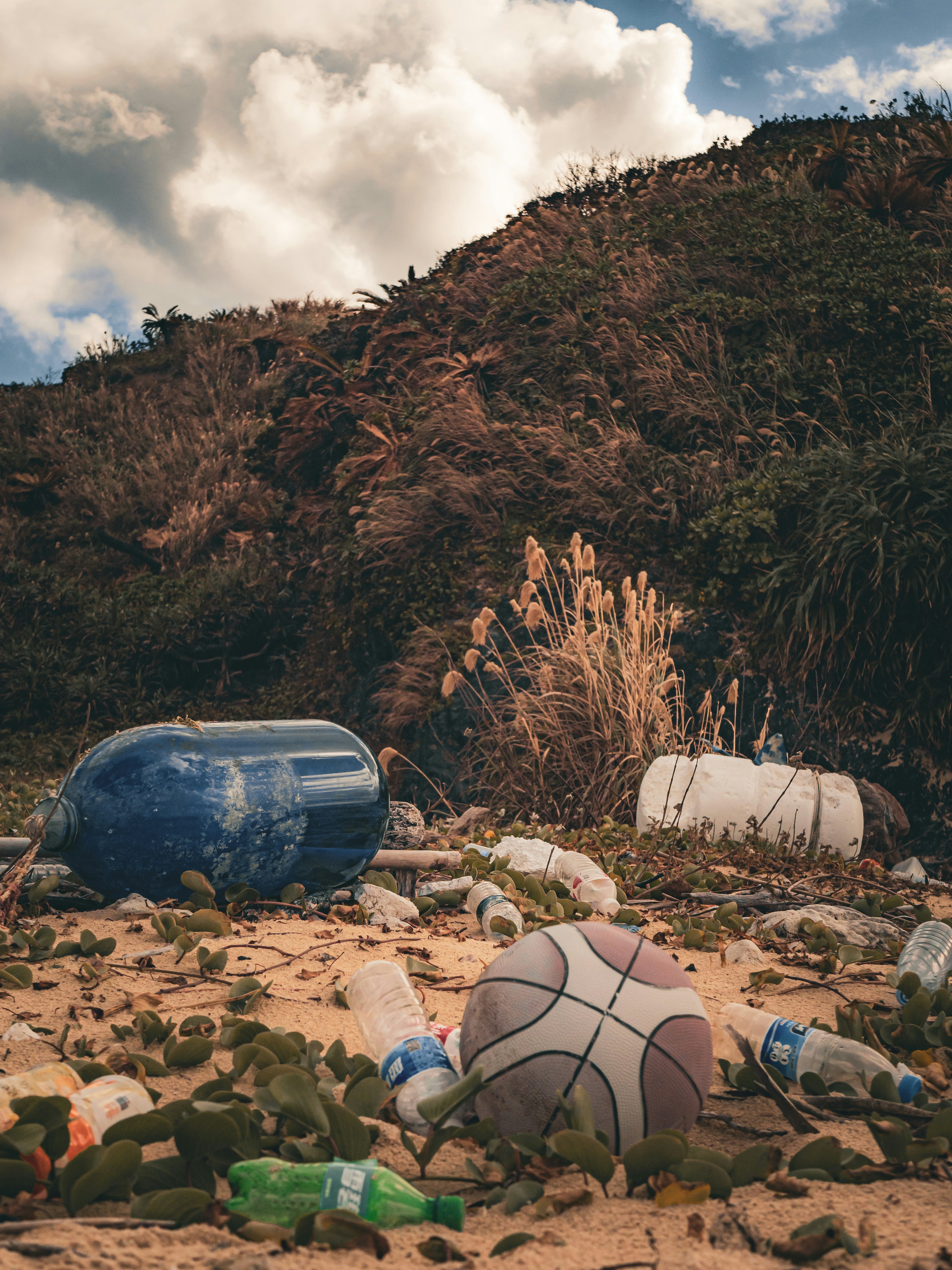 Foto Tumpukan sampah duduk di atas pantai berpasir – Gambar Pantai ...