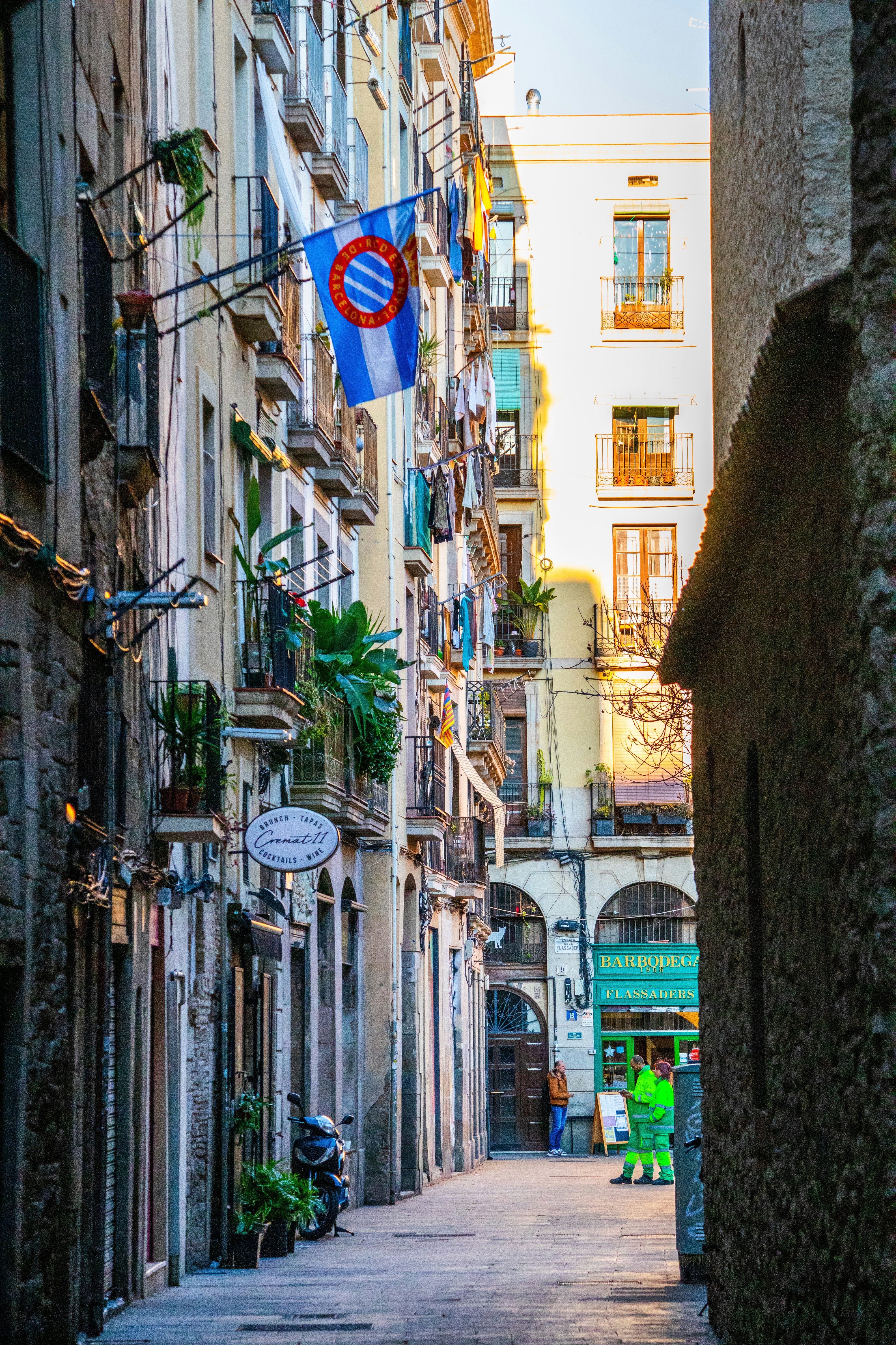 A narrow city street with buildings on both sides photo – Free City ...