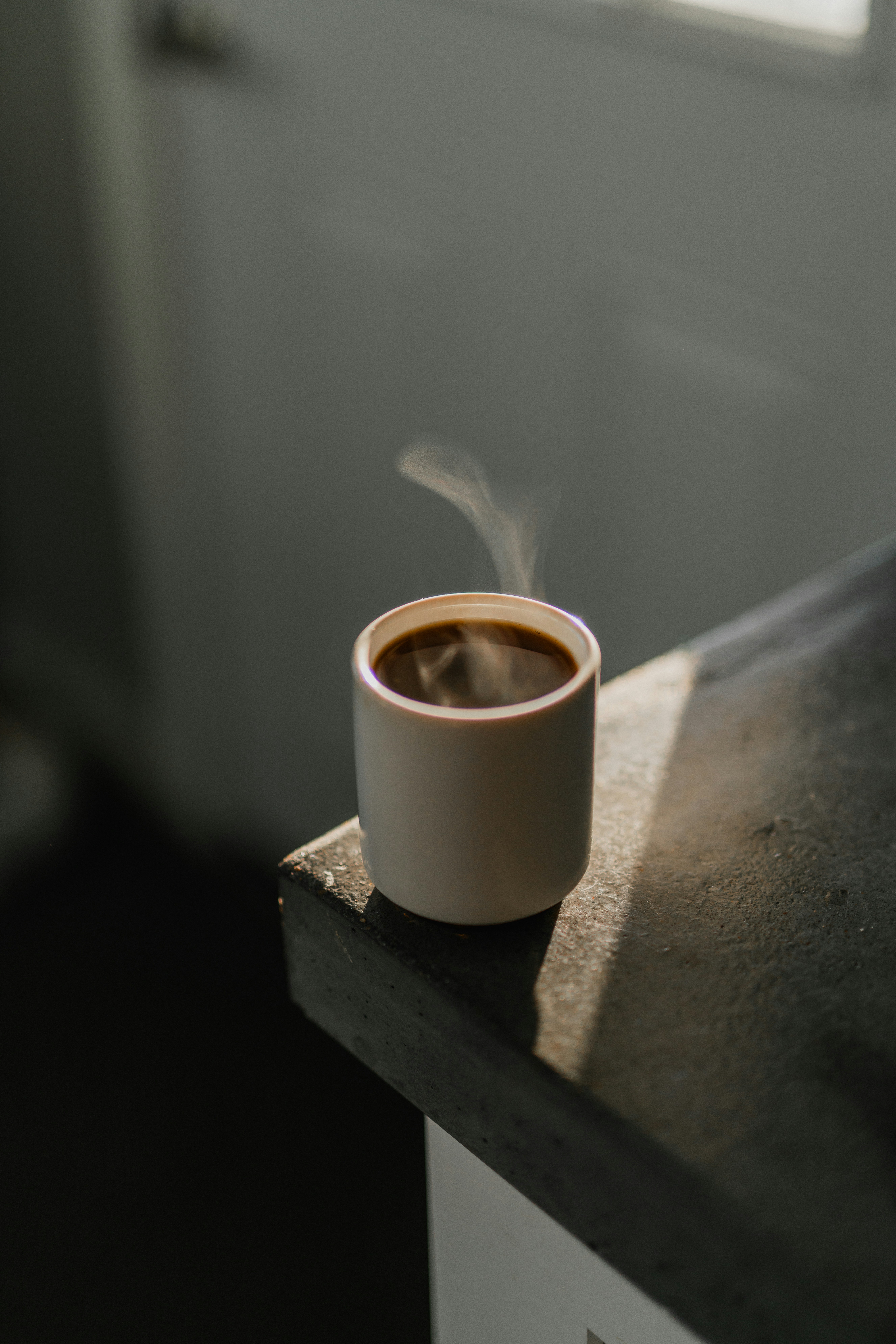Steam-Risen Cup: Quiet Focus on Morning Coffee