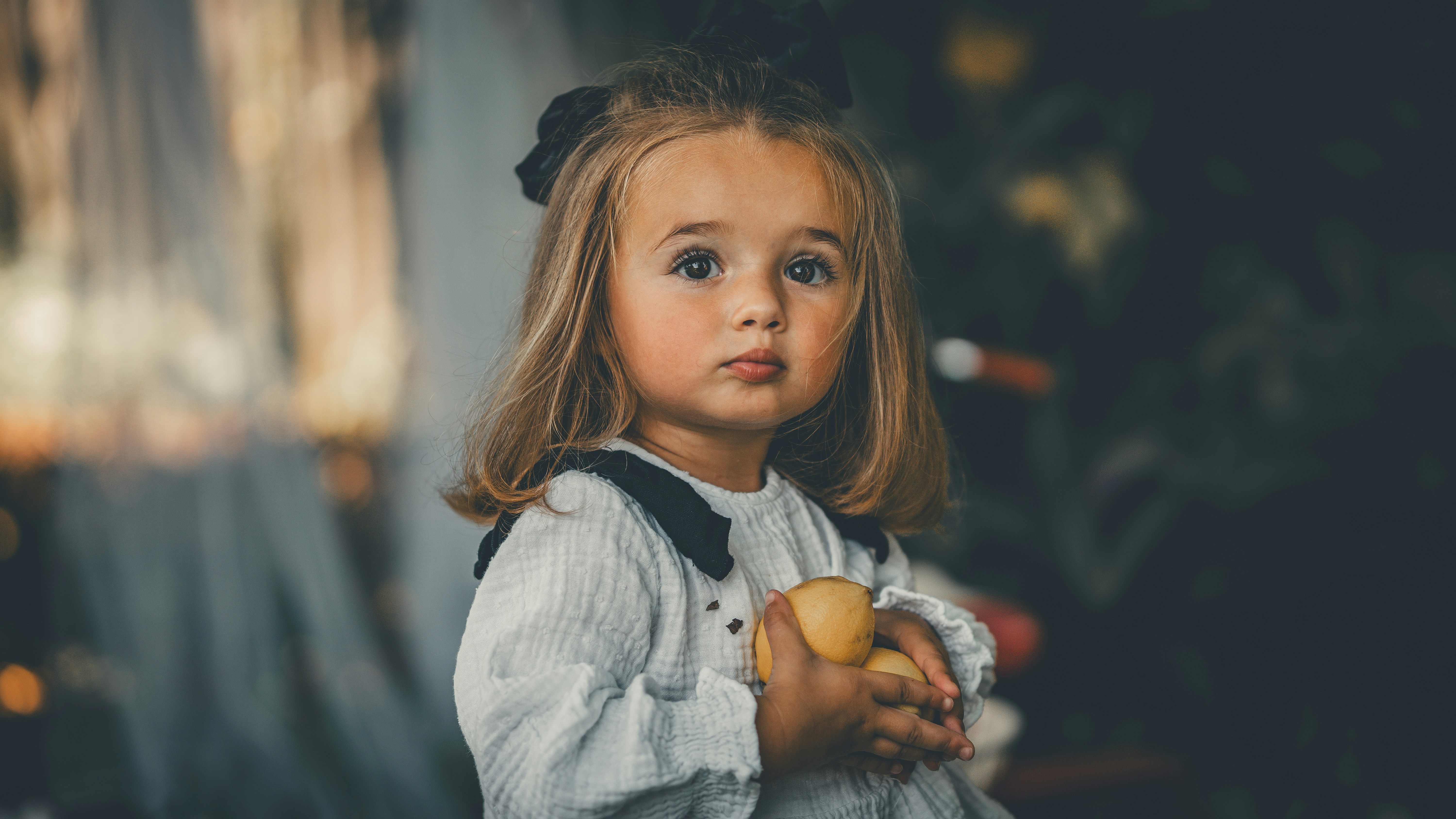 Une petite fille tenant une pomme dans ses mains photo – Image gratuite ...