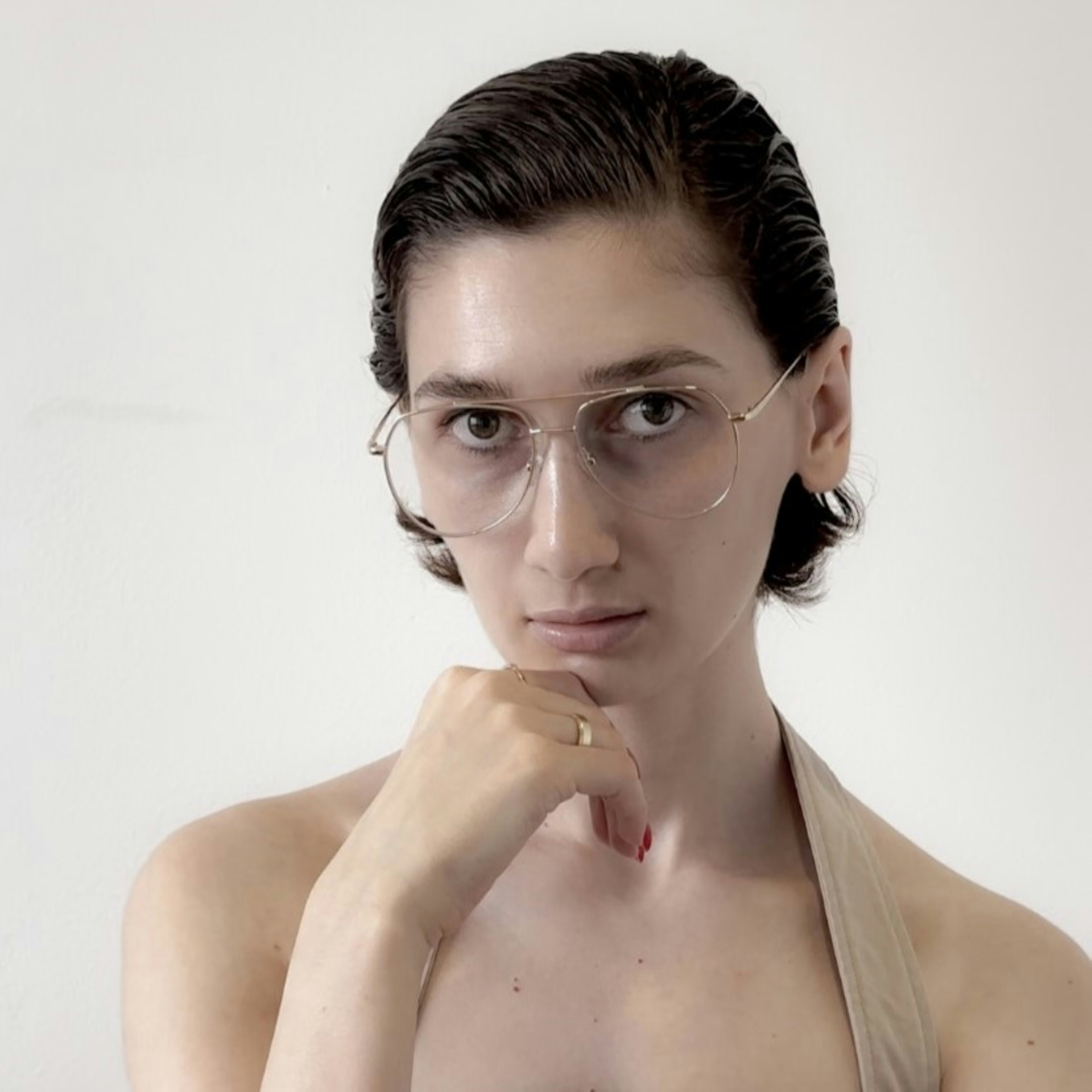 Una mujer con gafas posa para una foto foto – Imagen de Cabeza gratuita ...