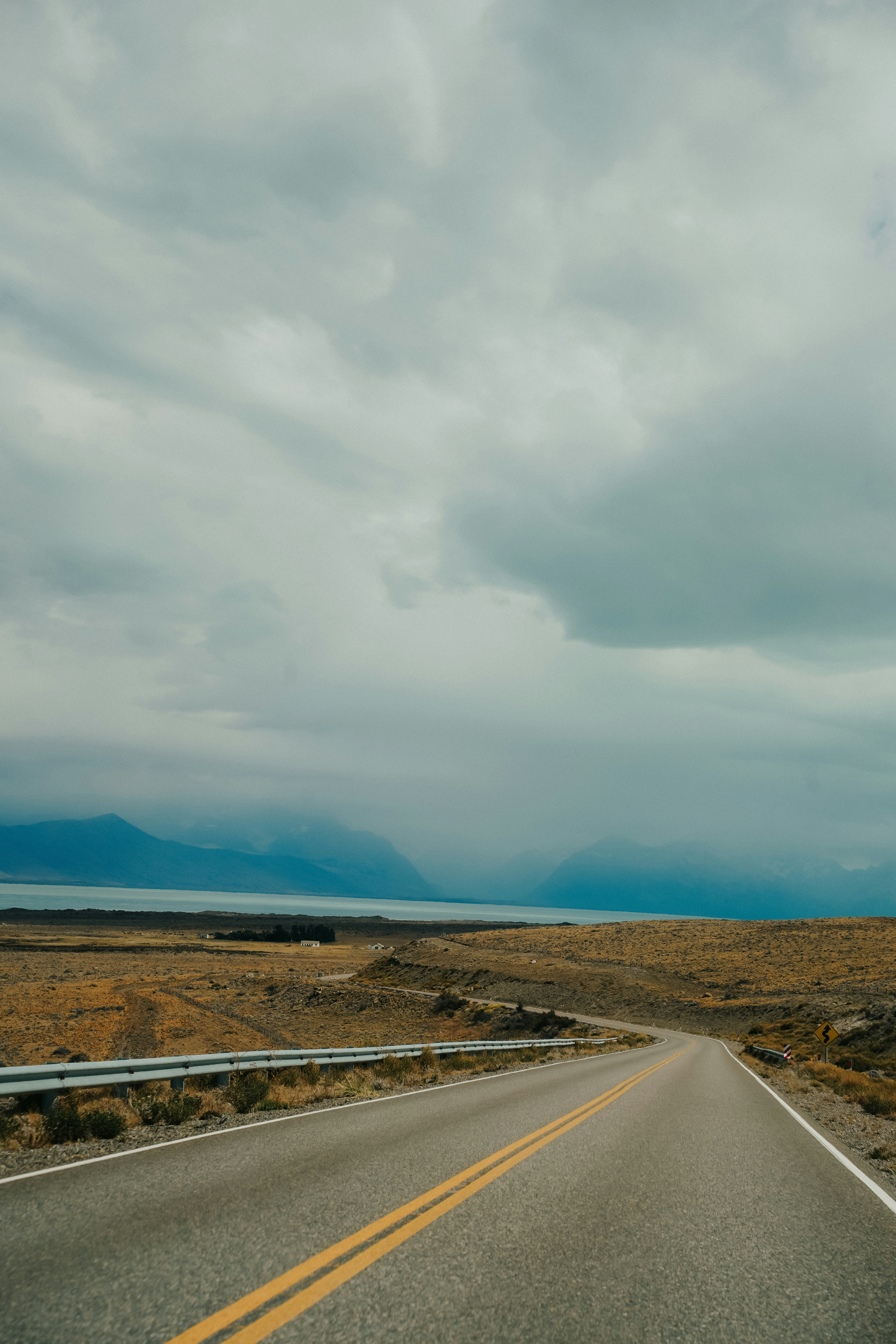 A car driving down a road in the middle of nowhere photo – Free Road ...