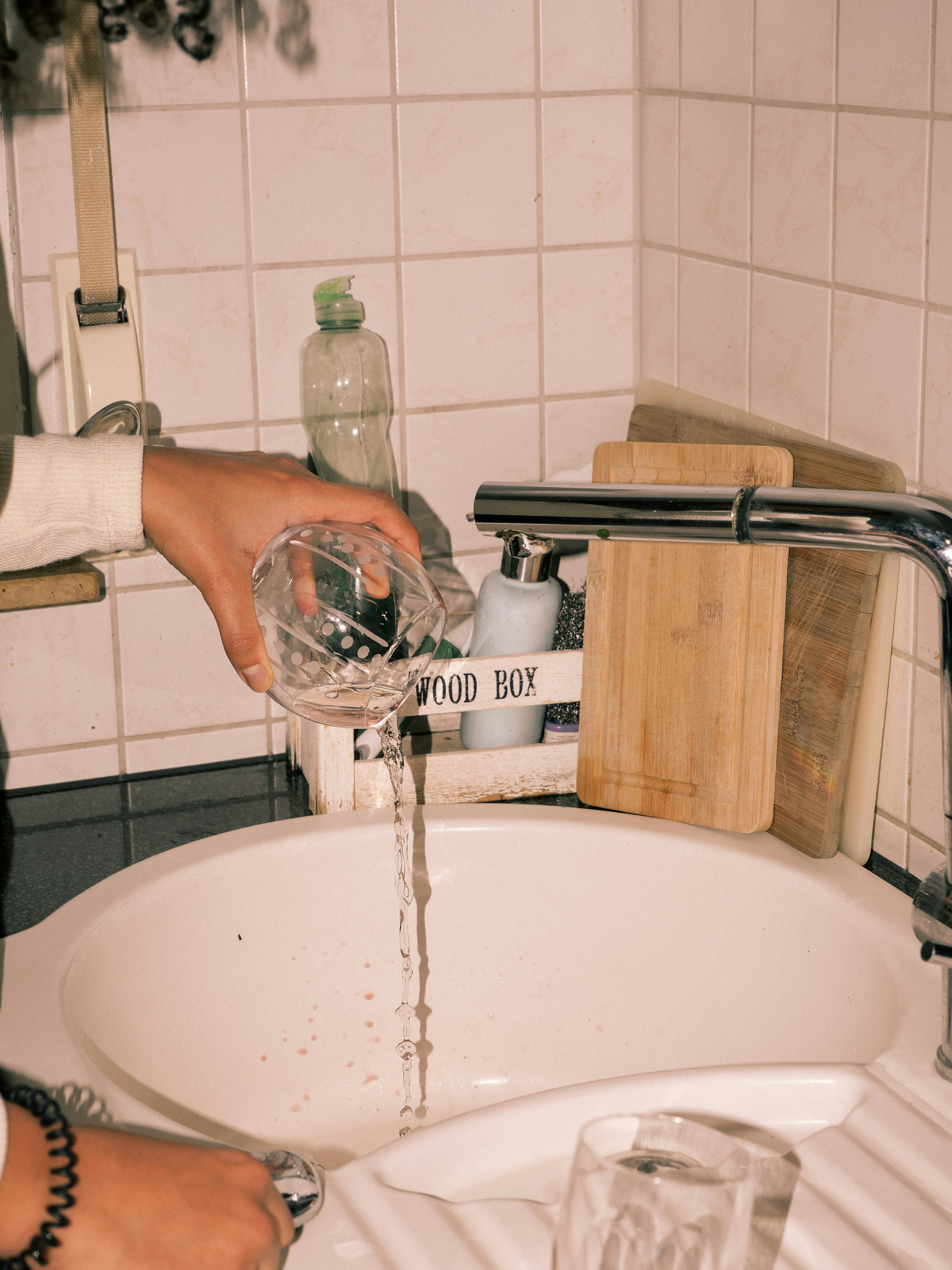 Flowing Glass in a Tile Kitchen: A Quiet Pour