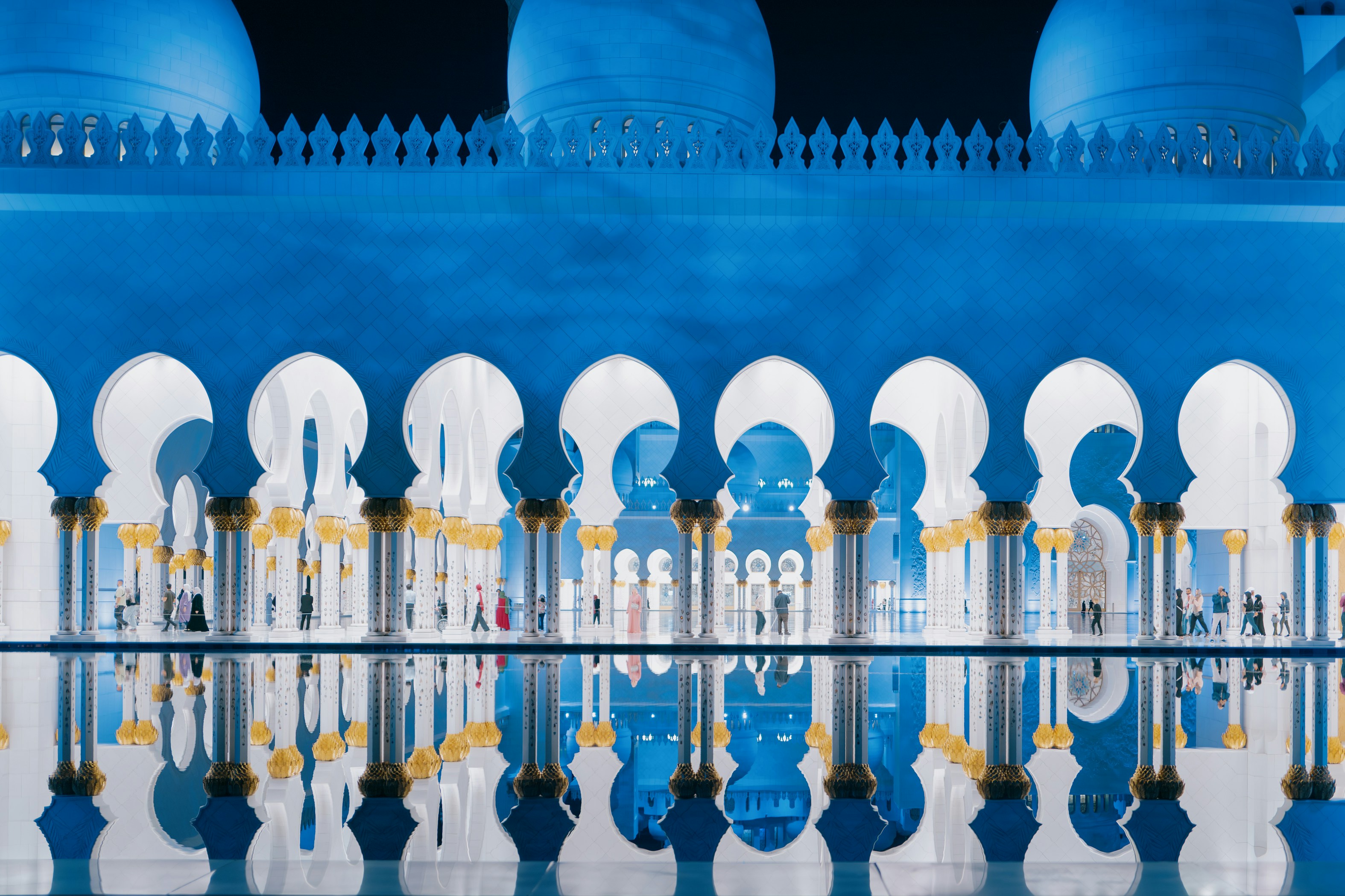 Un grand bâtiment bleu avec de nombreuses fenêtres et arches photo ...