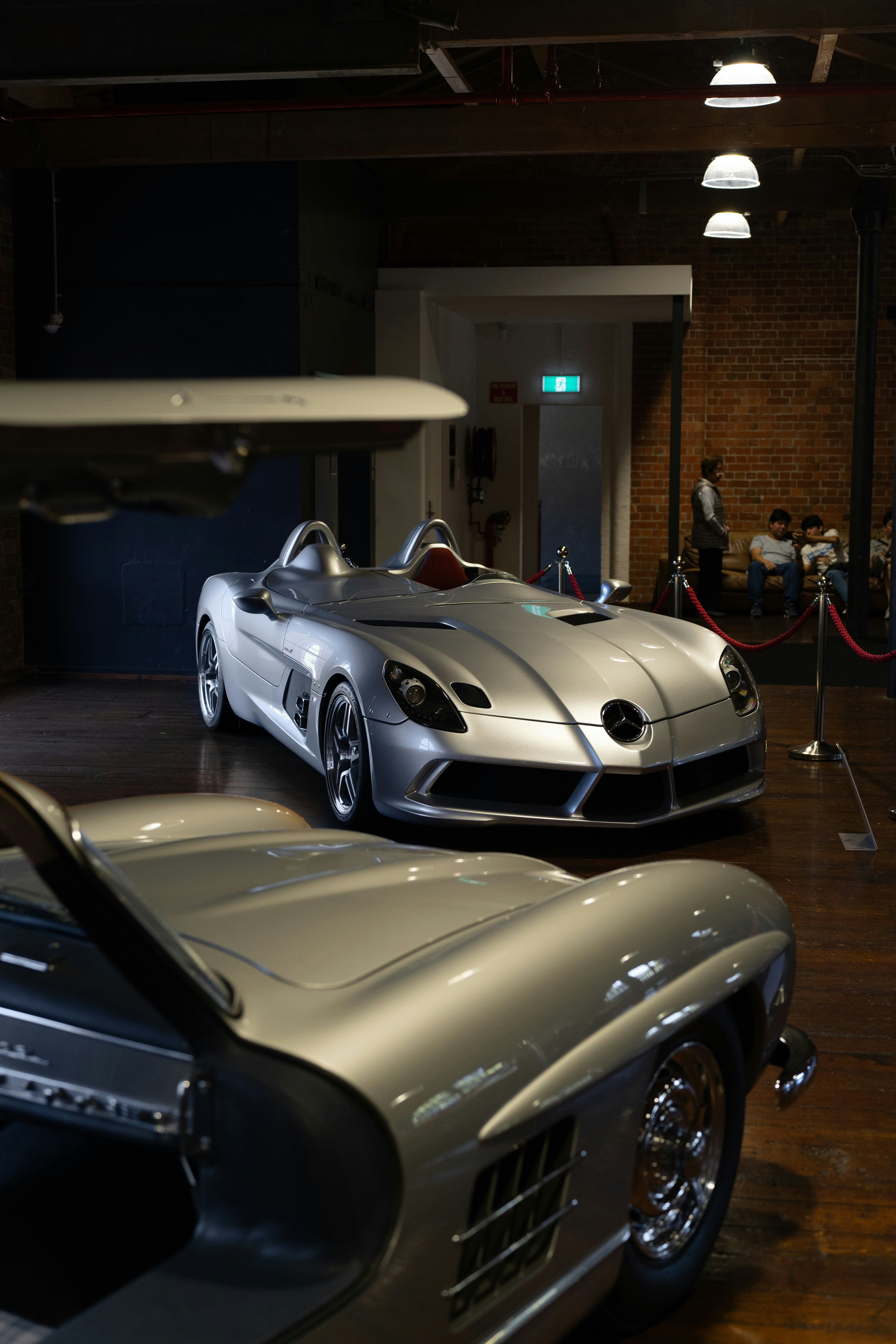 Quelques voitures sont garées dans un garage photo – Image gratuite de ...