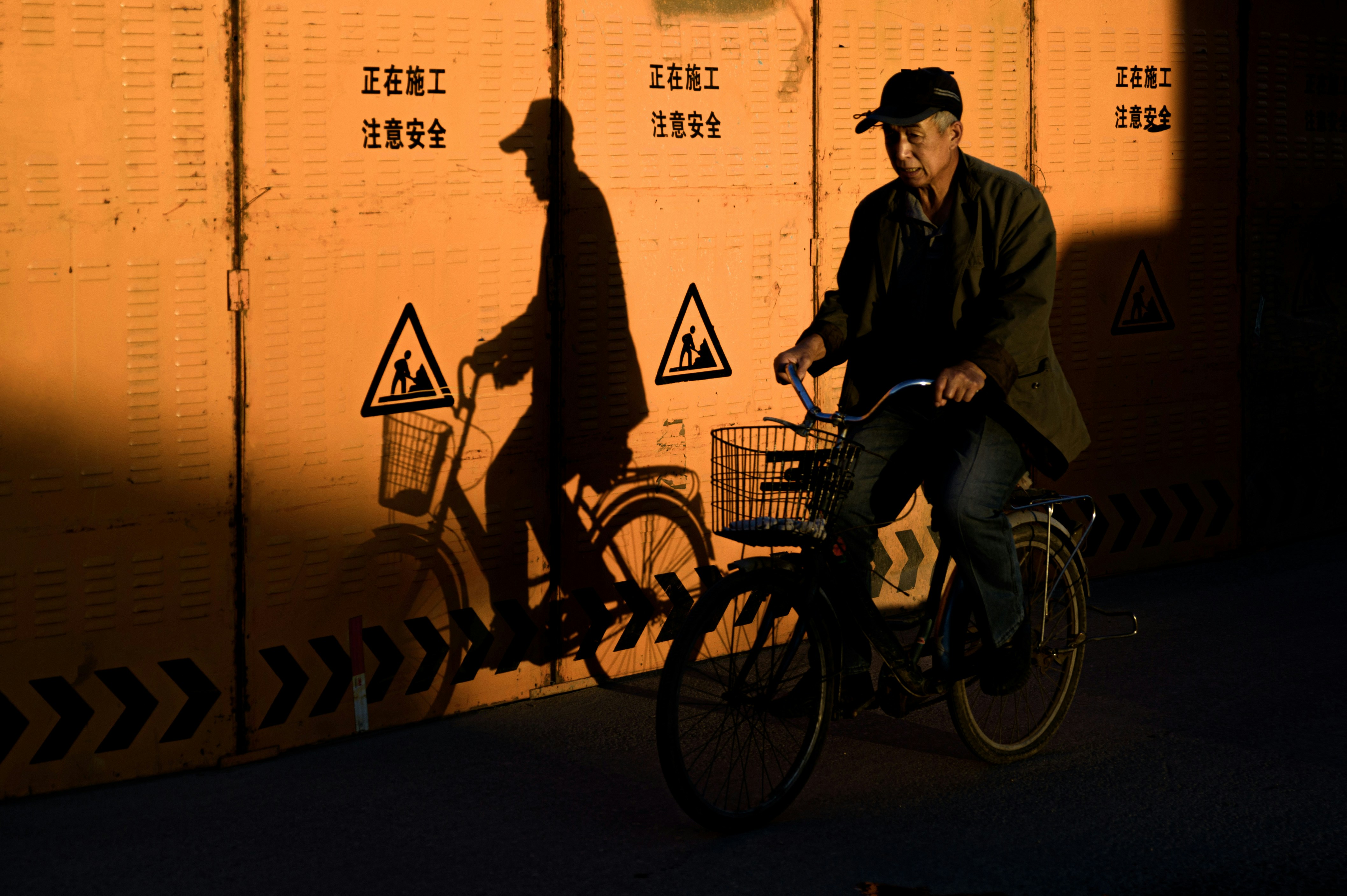 A man riding a bike next to another man on a bike photo – Free Street ...