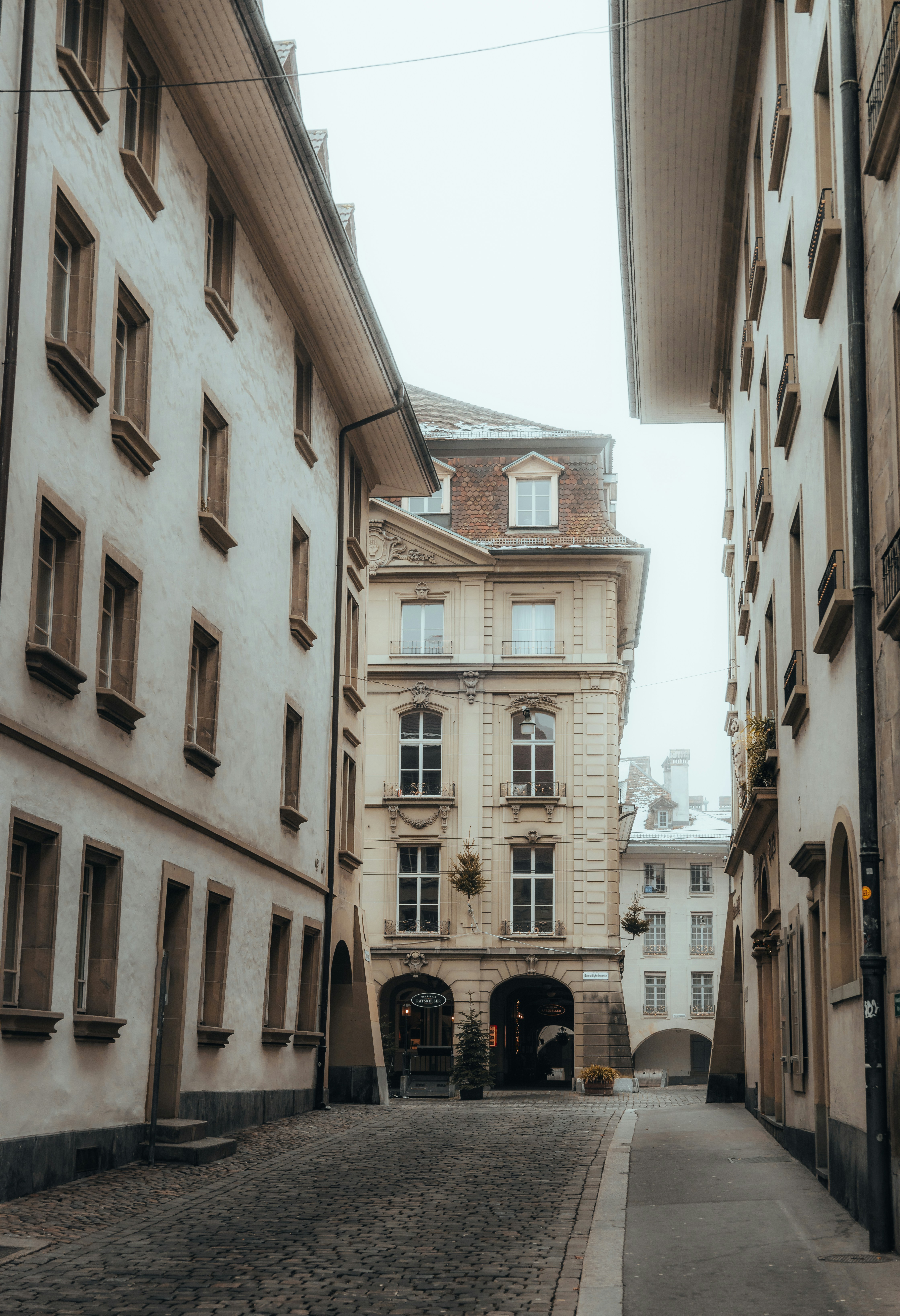 A narrow city street with buildings on both sides photo – Free City ...